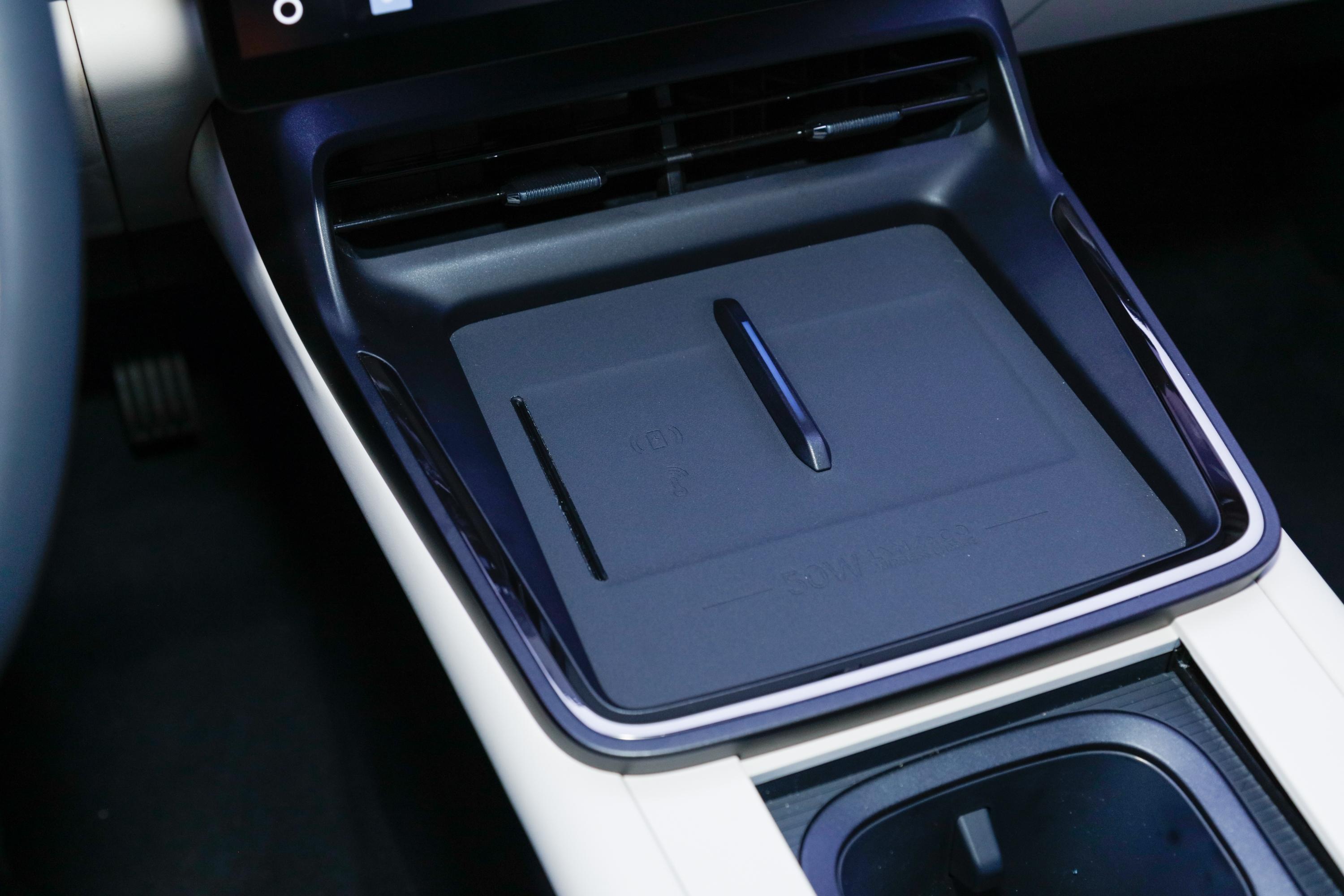 【领克07EM-P 1.5T 126km 长续航Halo无线充电区图片-汽车图片大全】-易车