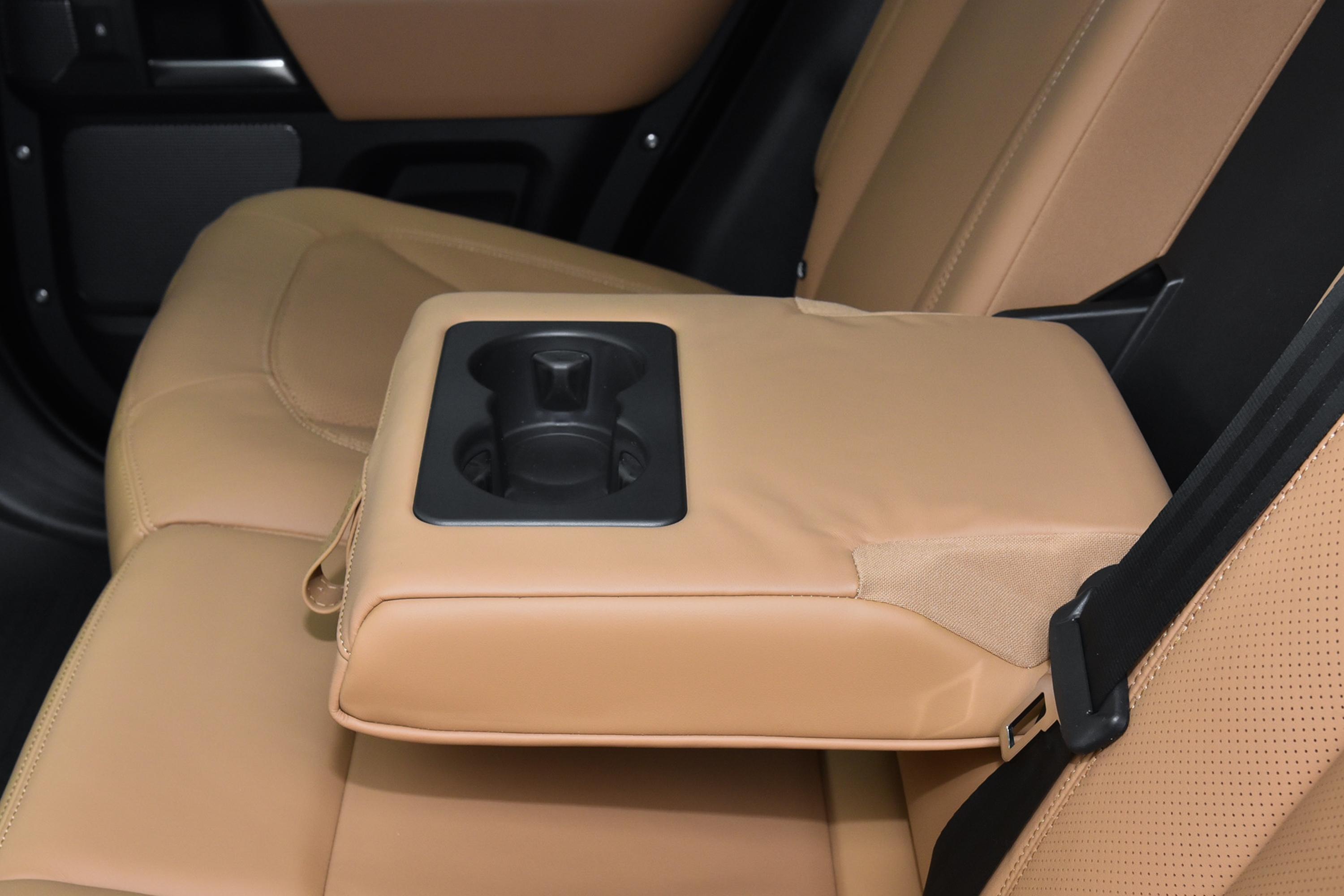 【卫士110 5.0S 525PS V8后排中央扶手图片-汽车图片大全】-易车