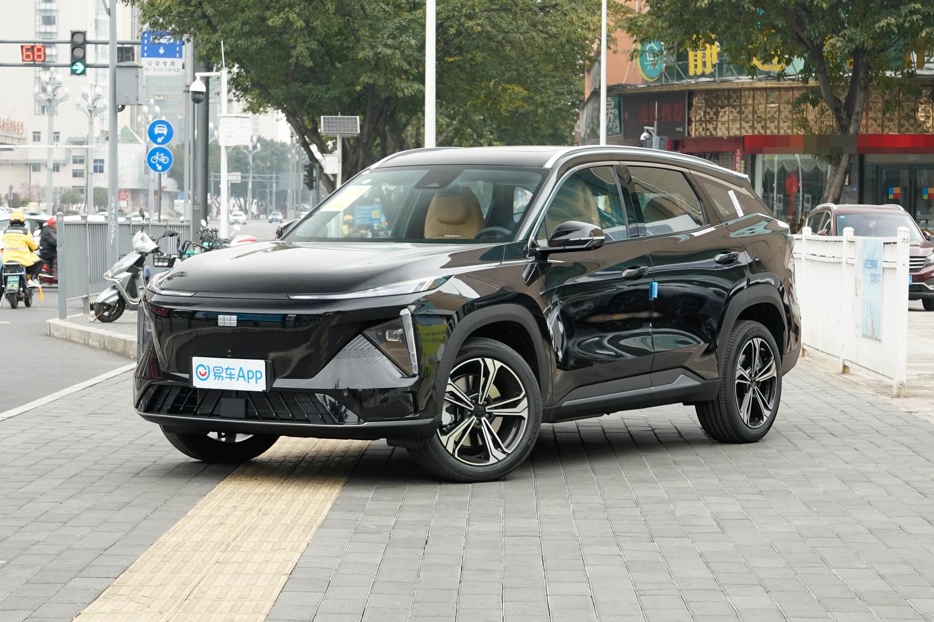 【银河L7龙腾版 1.5T 115km PLUS侧前45度车头向左水平图片-汽车图片大全】-易车