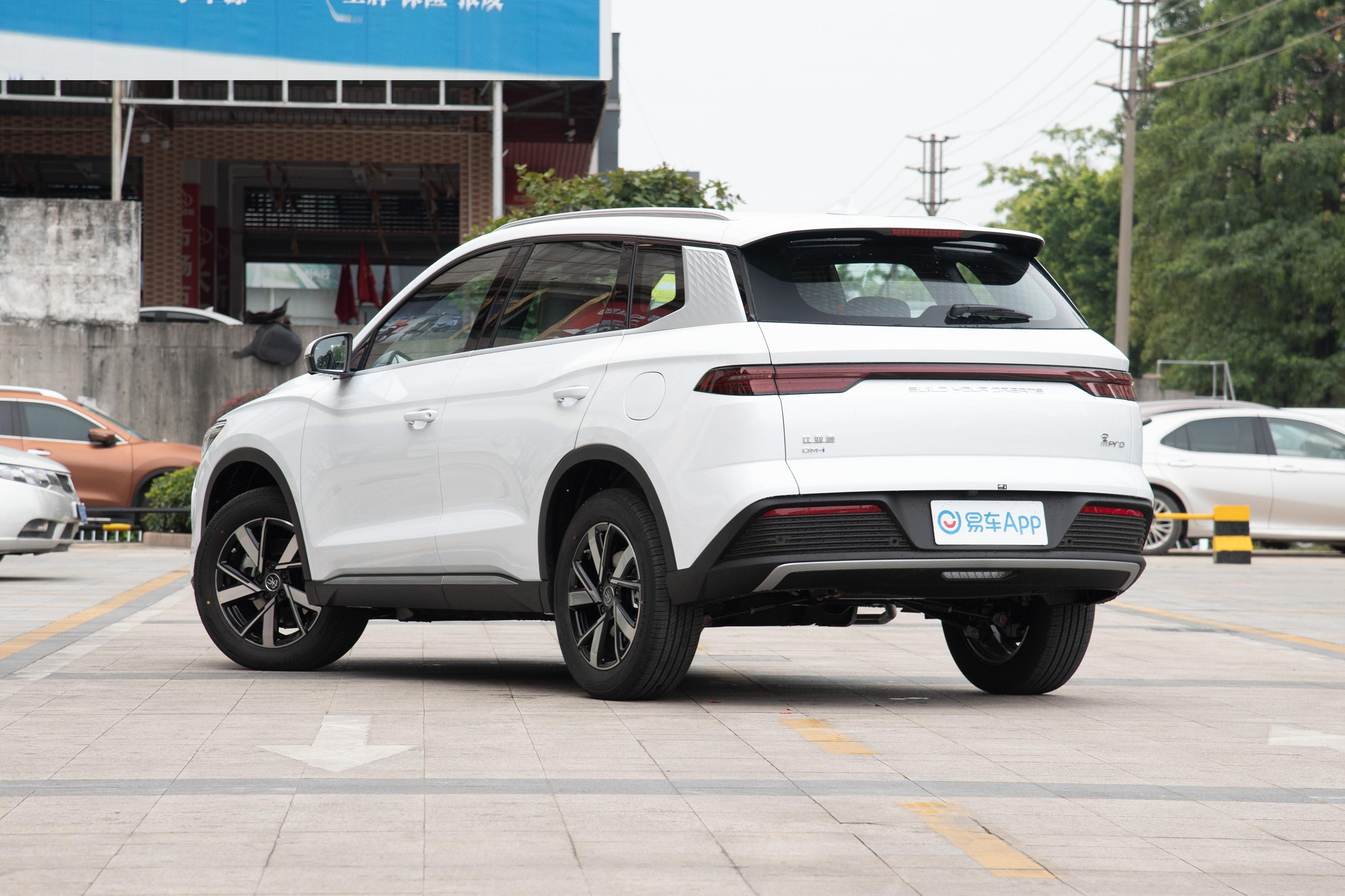 【宋Pro新能源DM-i 荣耀版 1.5L 71km 领航型侧后45度车头向左水平图片-汽车图片大全】-易车