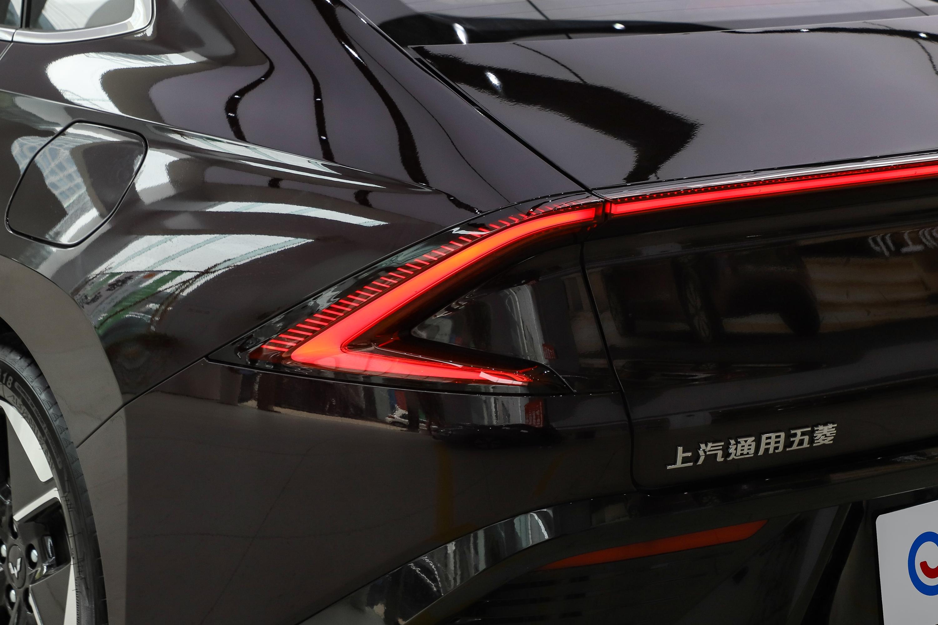 【五菱星光共创版·纯电 510km 100kW尾灯侧45度俯拍图片-汽车图片大全】-易车