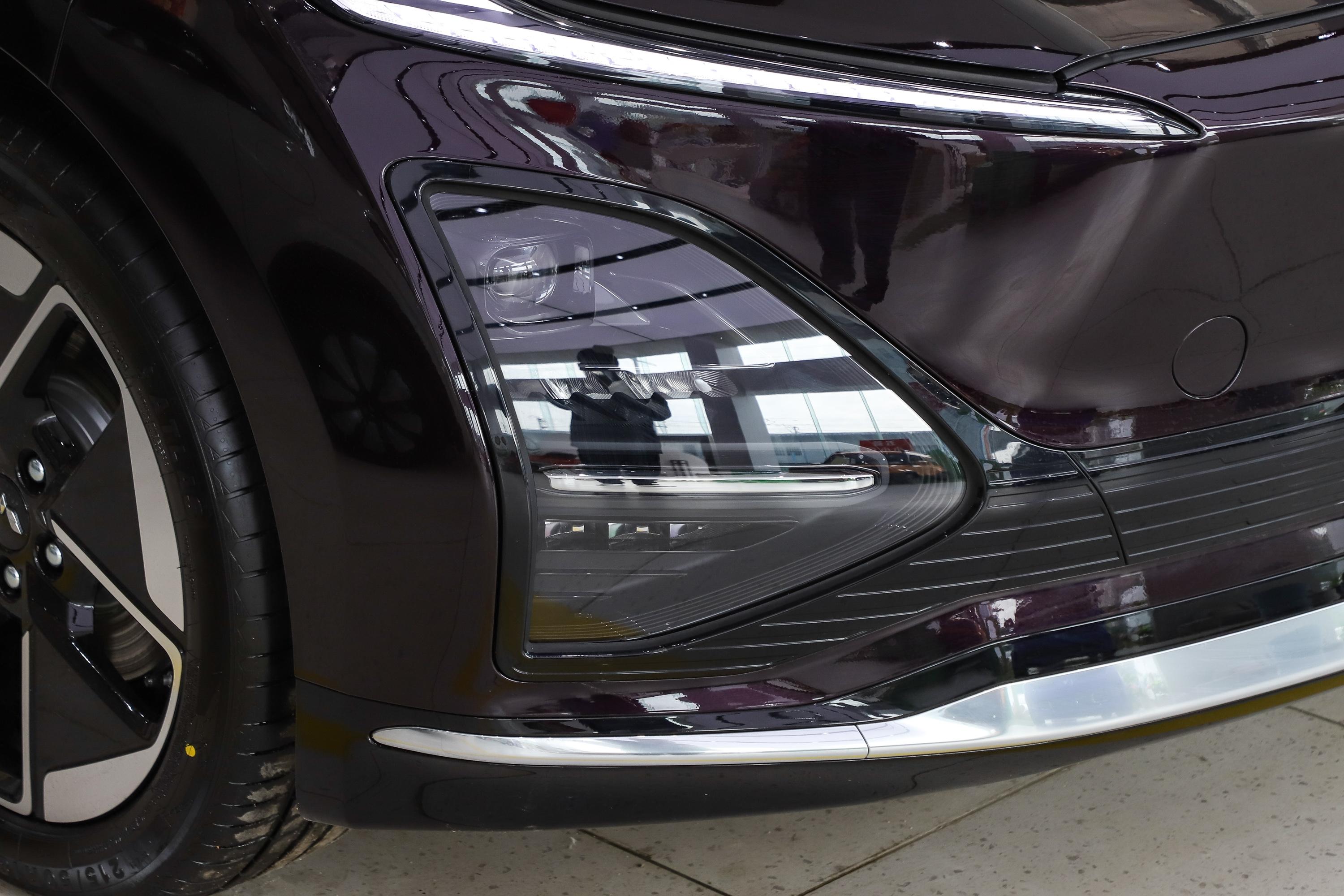 【五菱星光共创版·纯电 510km 100kW大灯侧45度俯拍图片-汽车图片大全】-易车