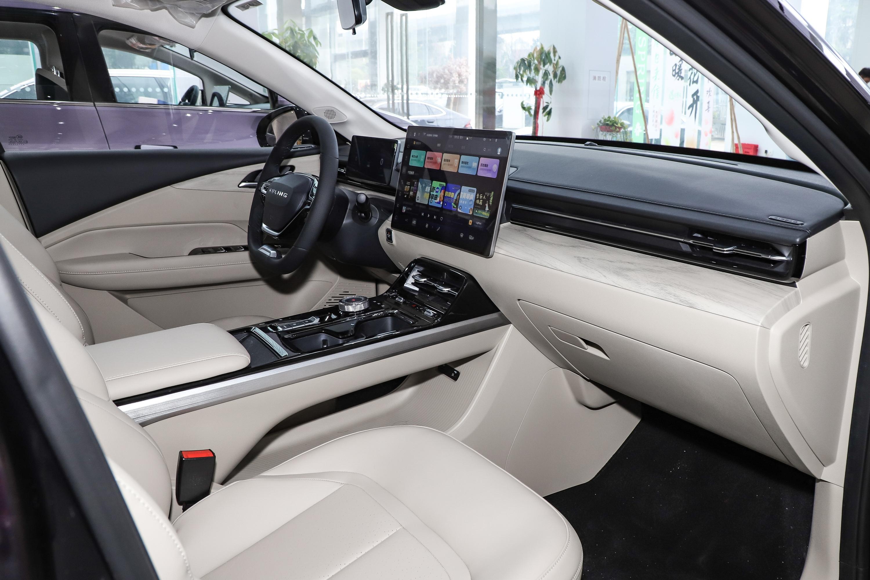 【五菱星光共创版·纯电 510km 100kW内饰全景副驾驶员方向图片-汽车图片大全】-易车