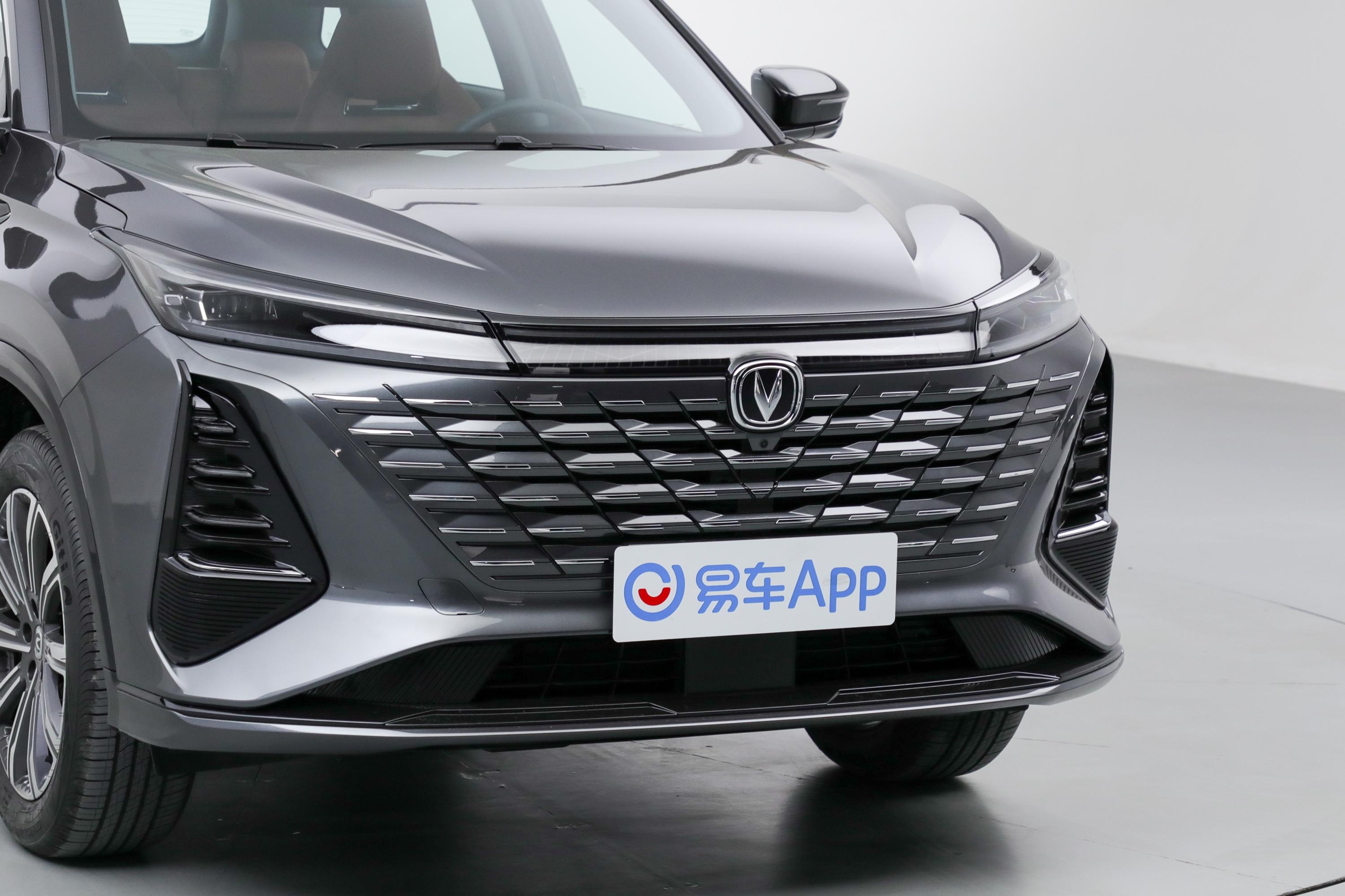 【长安CS75PLUS第三代 冠军版 1.5T 智驾劲航型前格栅侧俯拍图片-汽车图片大全】-易车