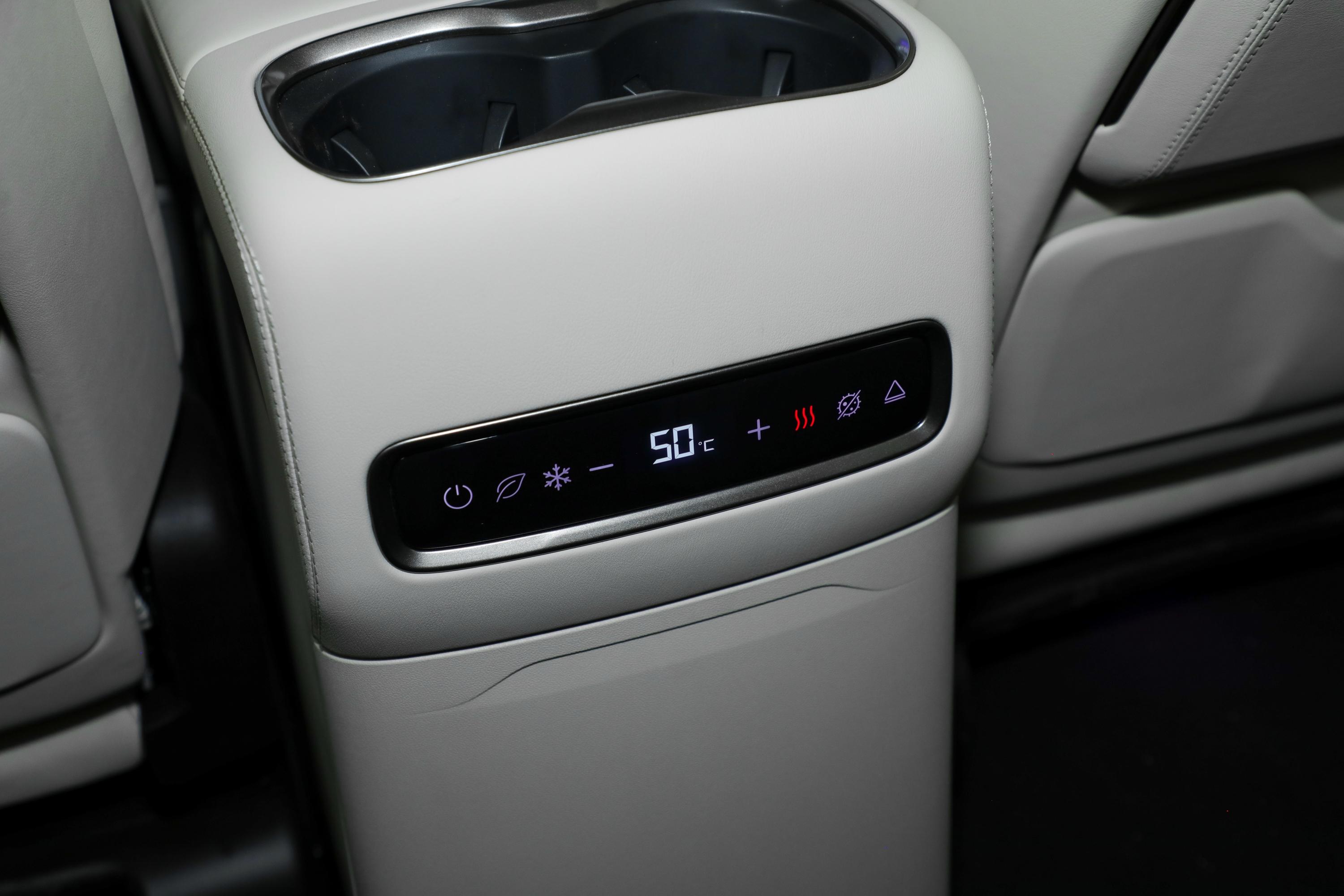 【腾势D9EV 600km 四驱旗舰版 7座后排功能图片-汽车图片大全】-易车