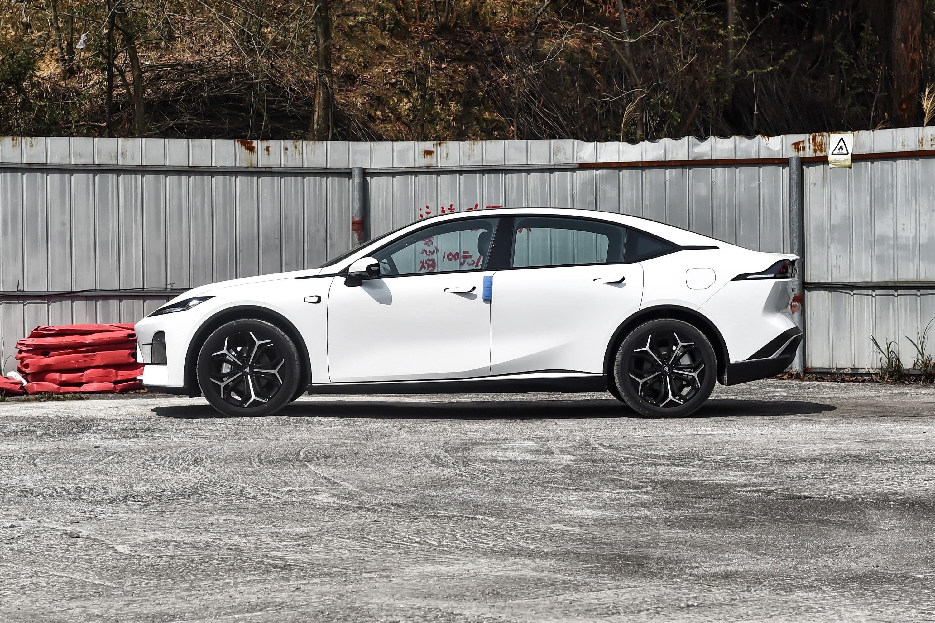 【深蓝SL03增程版 135km Plus荣耀版正侧车头向左水平图片-汽车图片大全】-易车