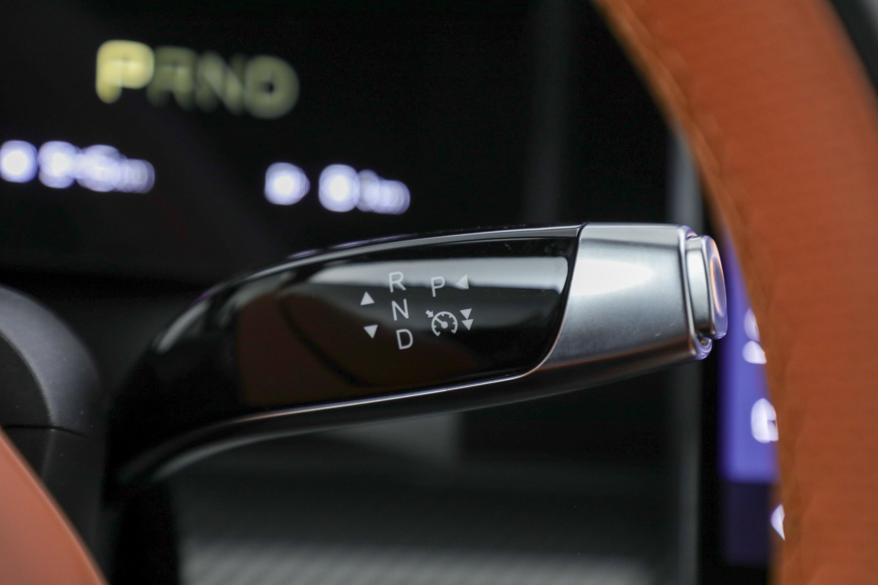 【哪吒L增程版 310km 闪充红衣版换挡装置图片-汽车图片大全】-易车