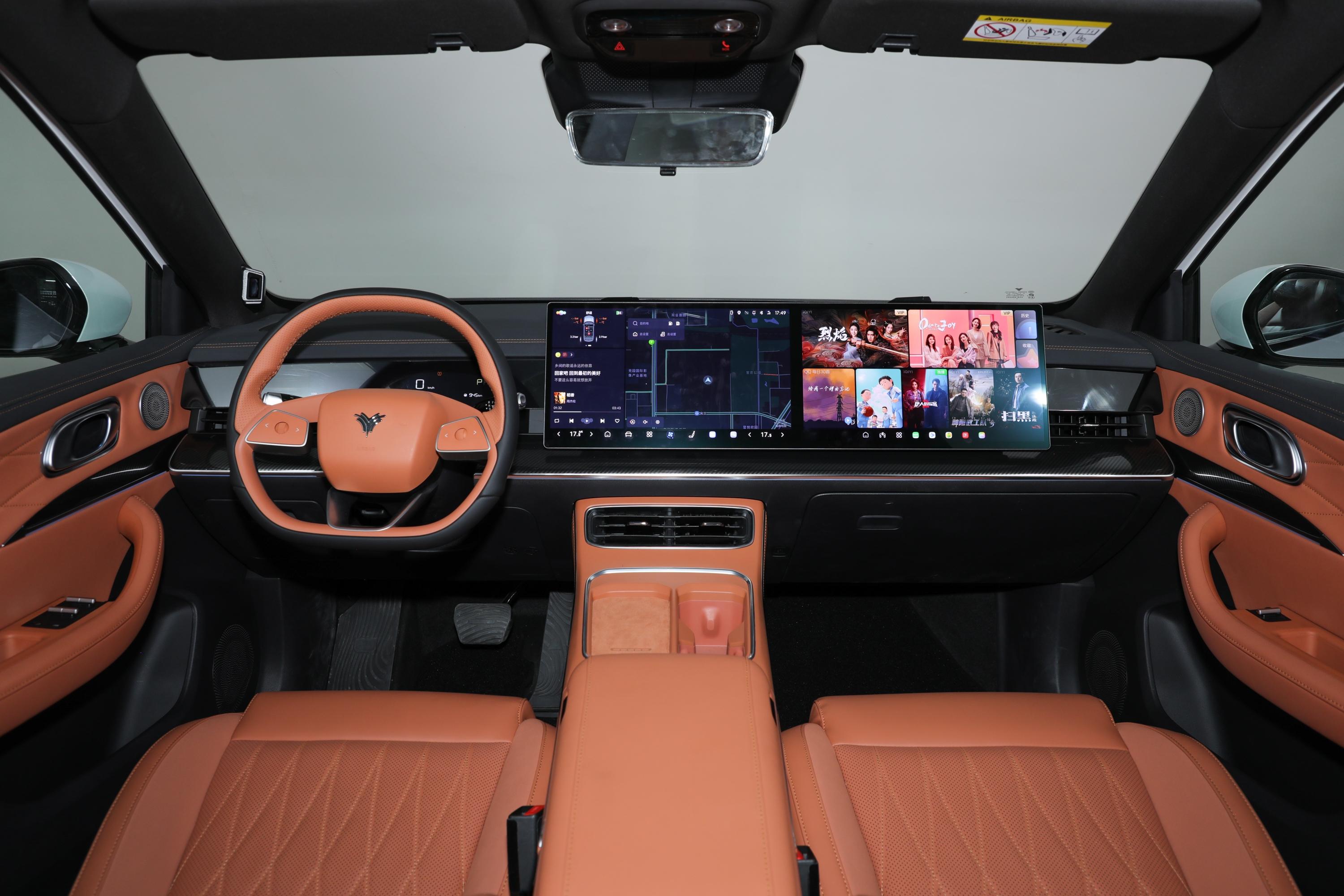 【哪吒L增程版 310km 闪充红衣版内饰全景正拍图片-汽车图片大全】-易车