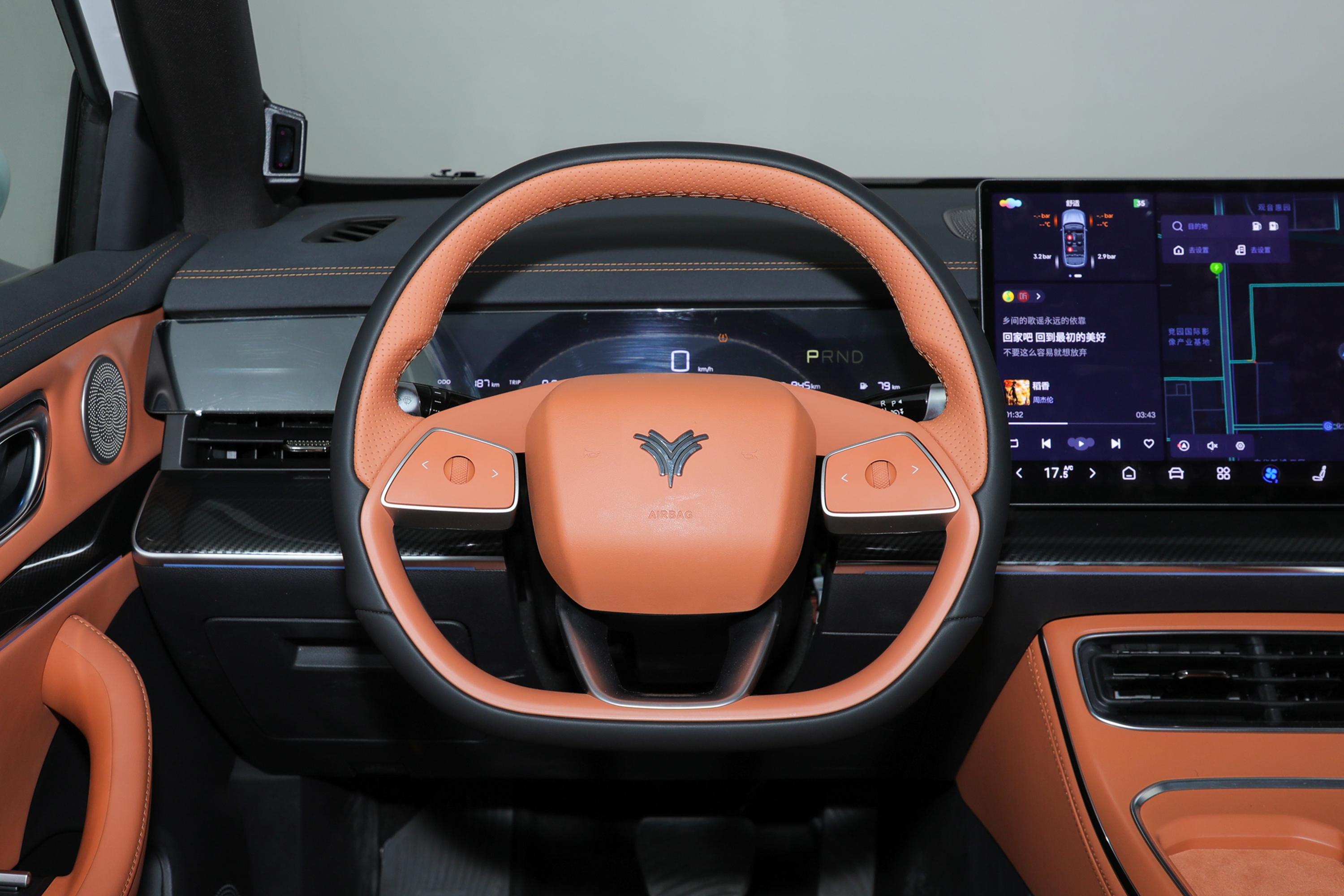 【哪吒L增程版 310km 闪充红衣版方向盘图片-汽车图片大全】-易车