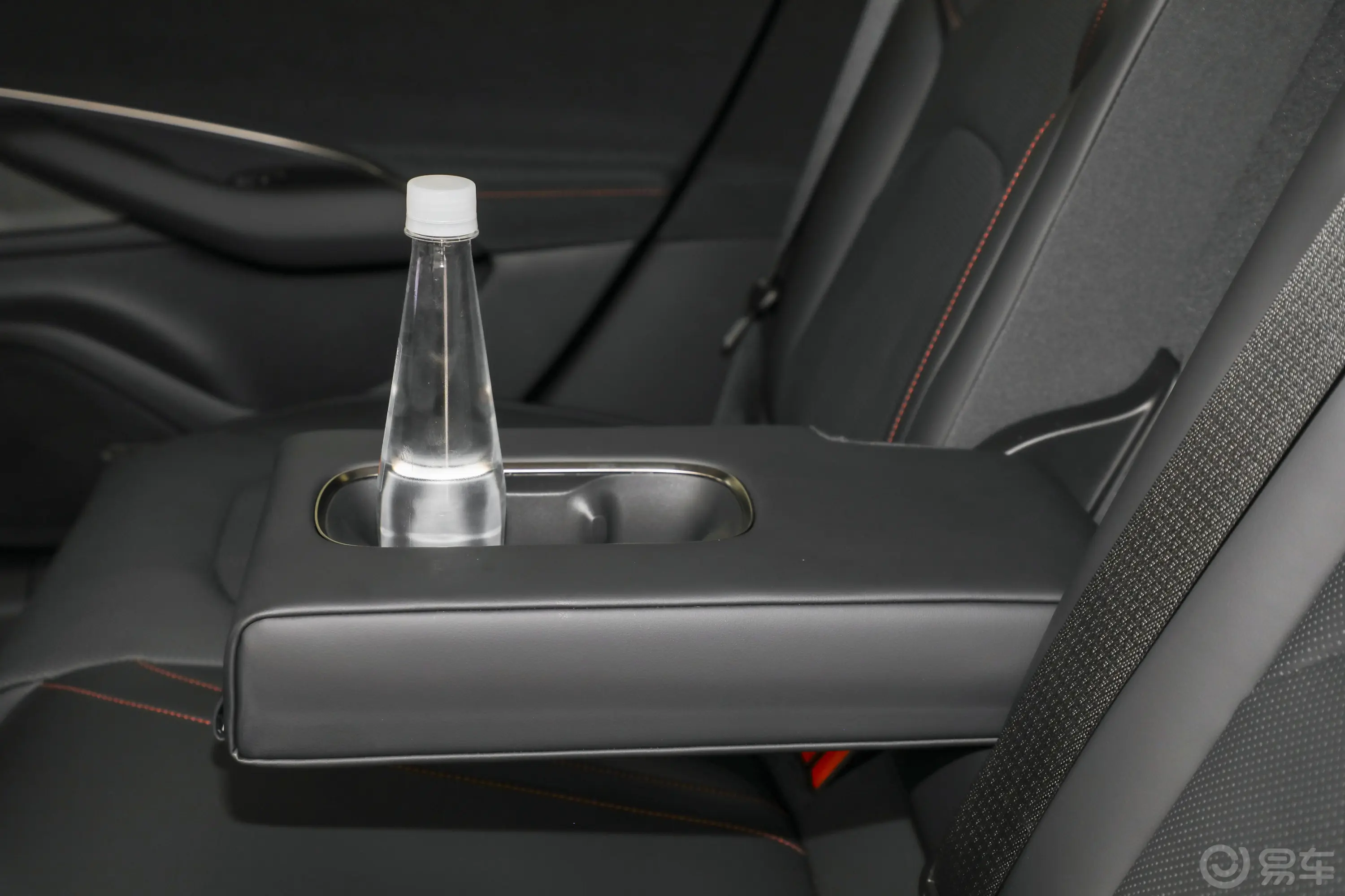 【小米SU7700km 后驱标准长续航版后排(第二排)杯架图片-汽车图片大全】-易车