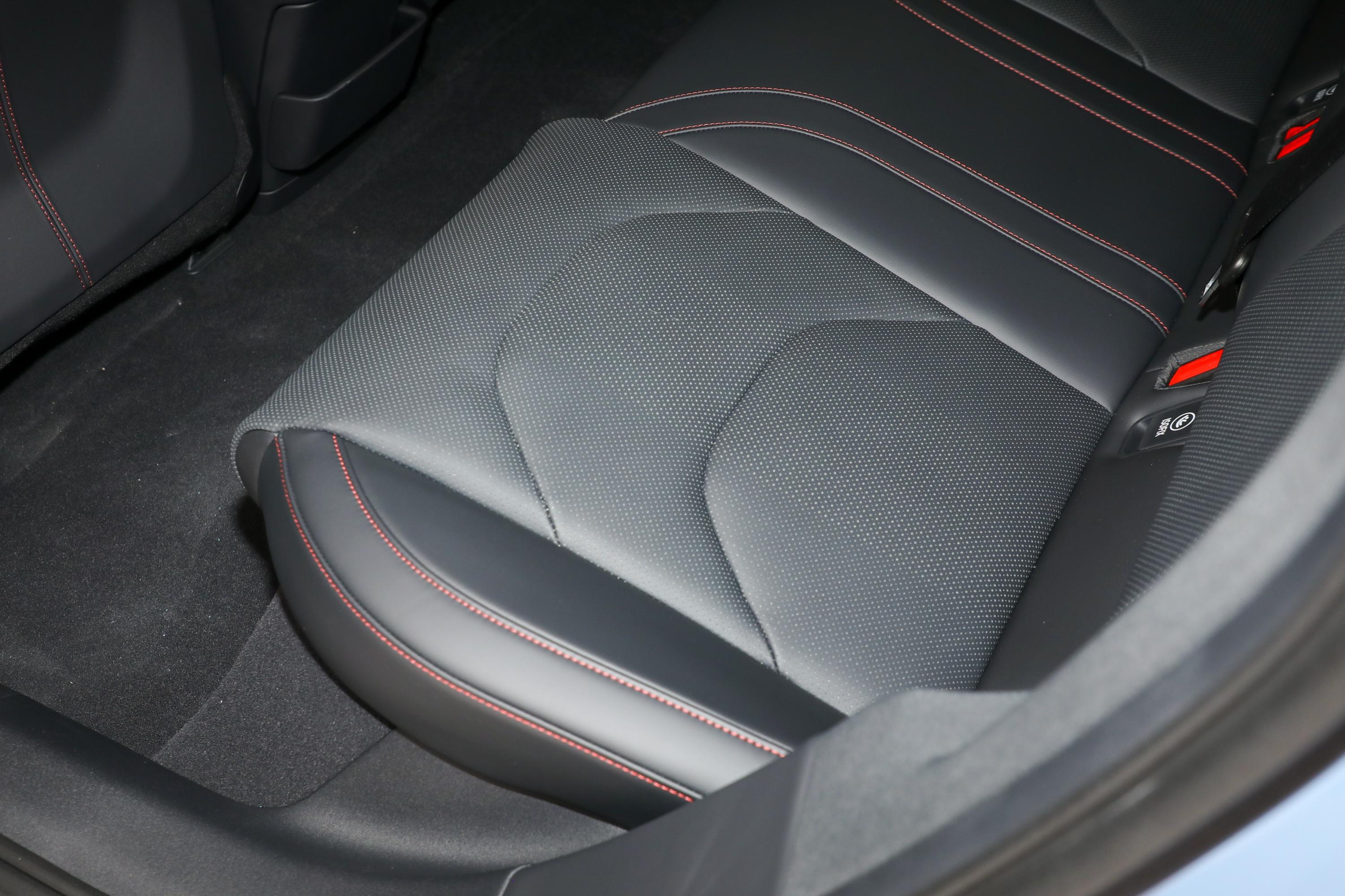 【小米SU7700km 后驱标准长续航版后排空间图片-汽车图片大全】-易车