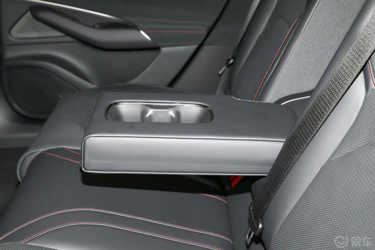 【小米SU7700km 后驱标准长续航版后排(第二排)中央扶手图片-汽车图片大全】-易车