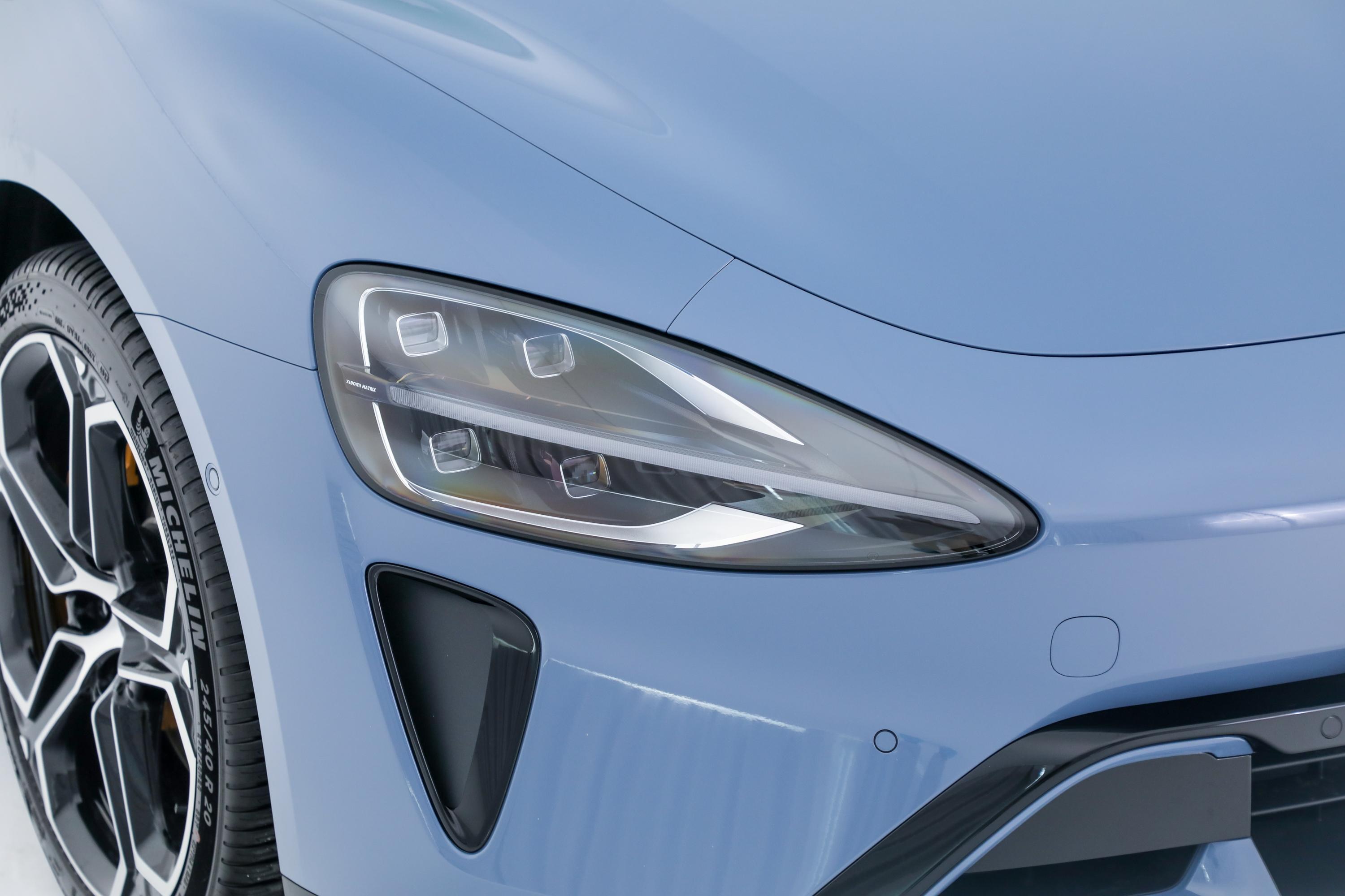 【小米SU7700km 后驱标准长续航版大灯侧45度俯拍图片-汽车图片大全】-易车