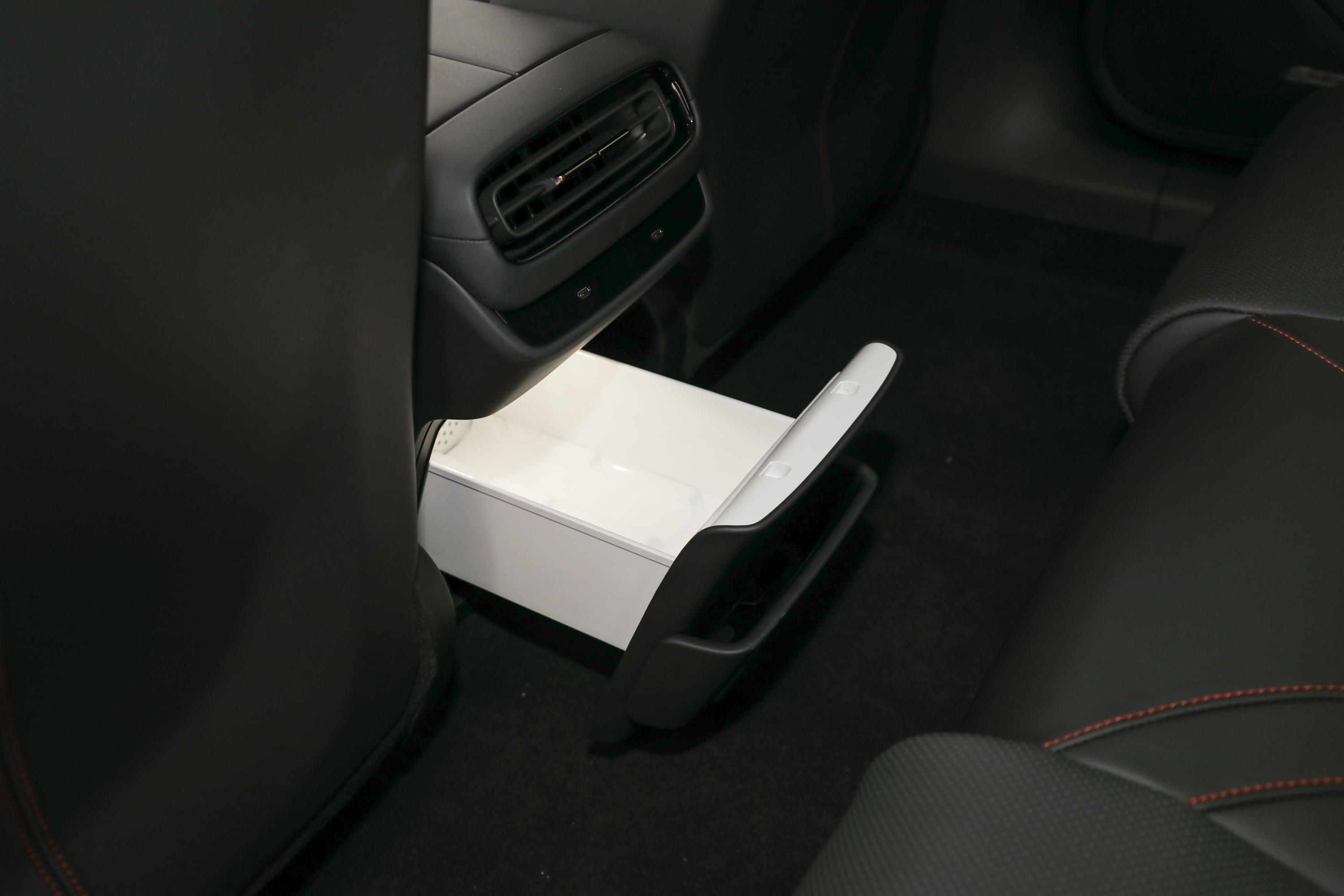 【小米SU7700km 后驱标准长续航智驾版后排功能图片-汽车图片大全】-易车