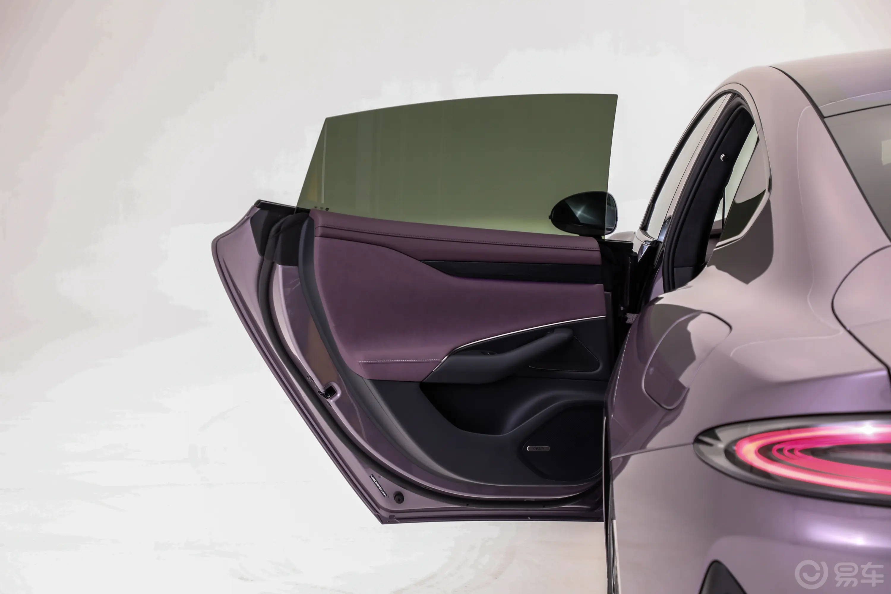 【小米SU7800km 四驱Max超长续航版驾驶员侧后车门图片-汽车图片大全】-易车