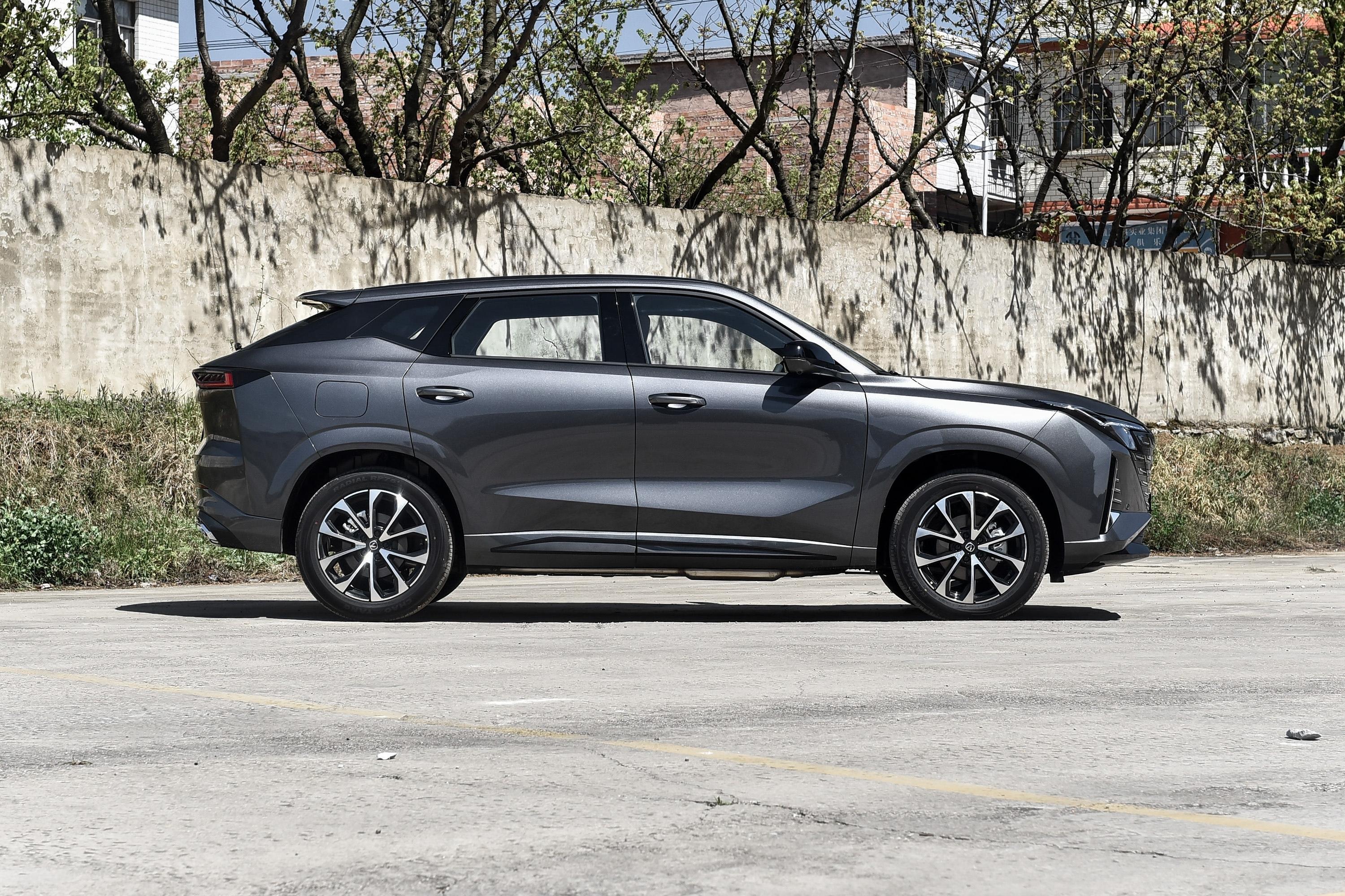 【长安UNI-Z新能源蓝鲸智电iDD 1.5L 125km 超越型正侧车头向右水平图片-汽车图片大全】-易车