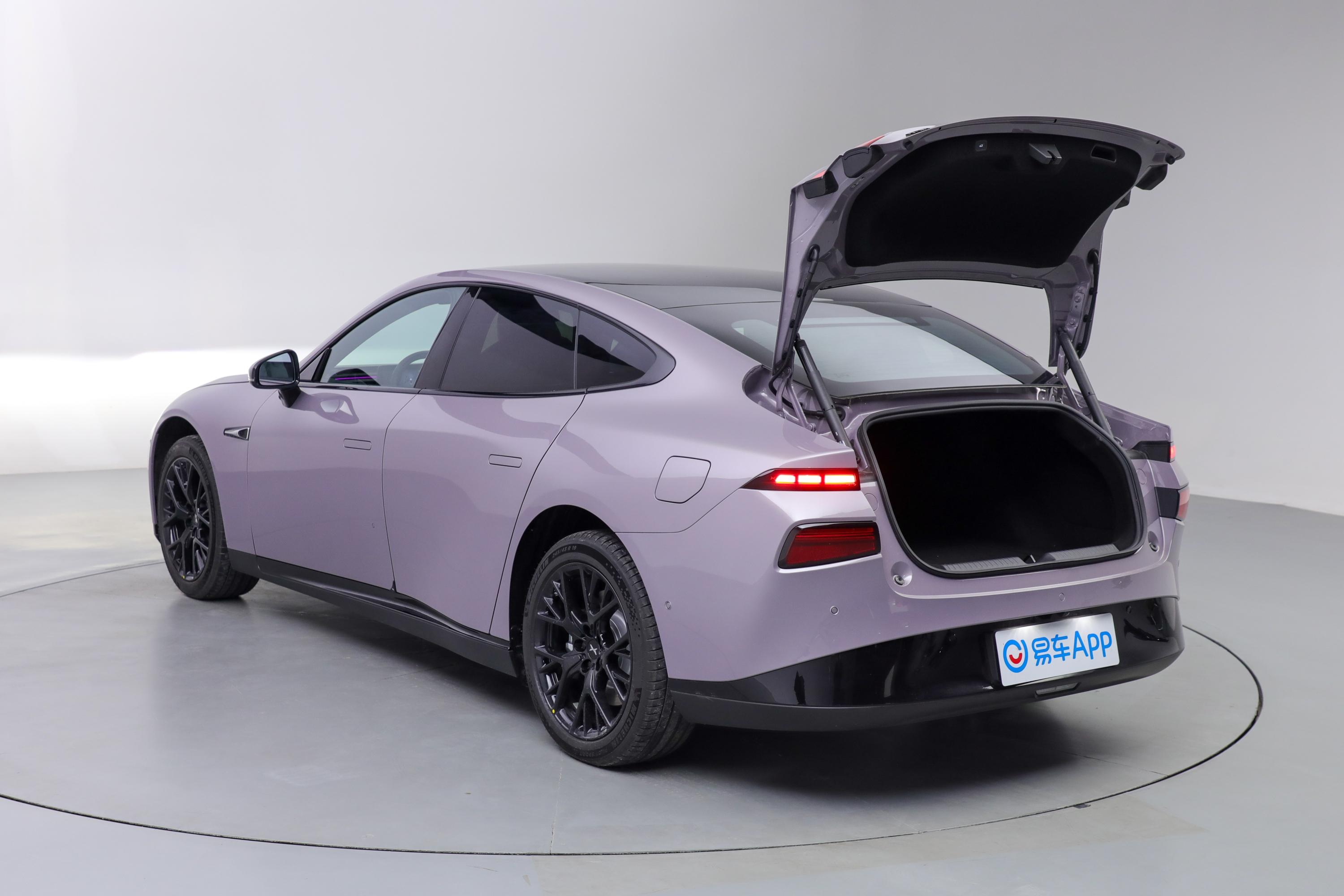 【小鹏P7P7i 702 后驱Max鹏翼版后备厢开启45度侧拍图片-汽车图片大全】-易车