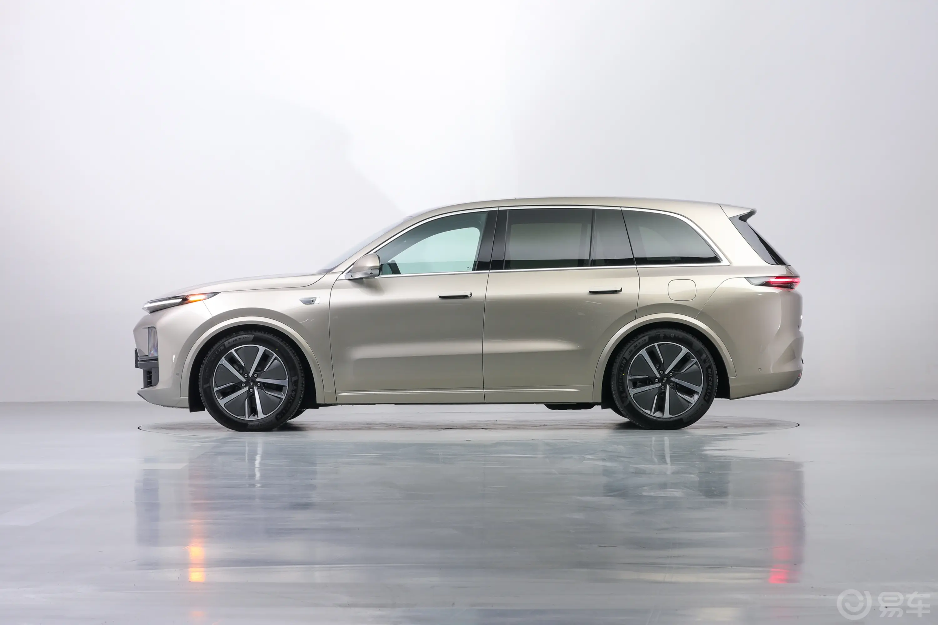 【理想L8L8 Pro正侧车头向左水平图片-汽车图片大全】-易车