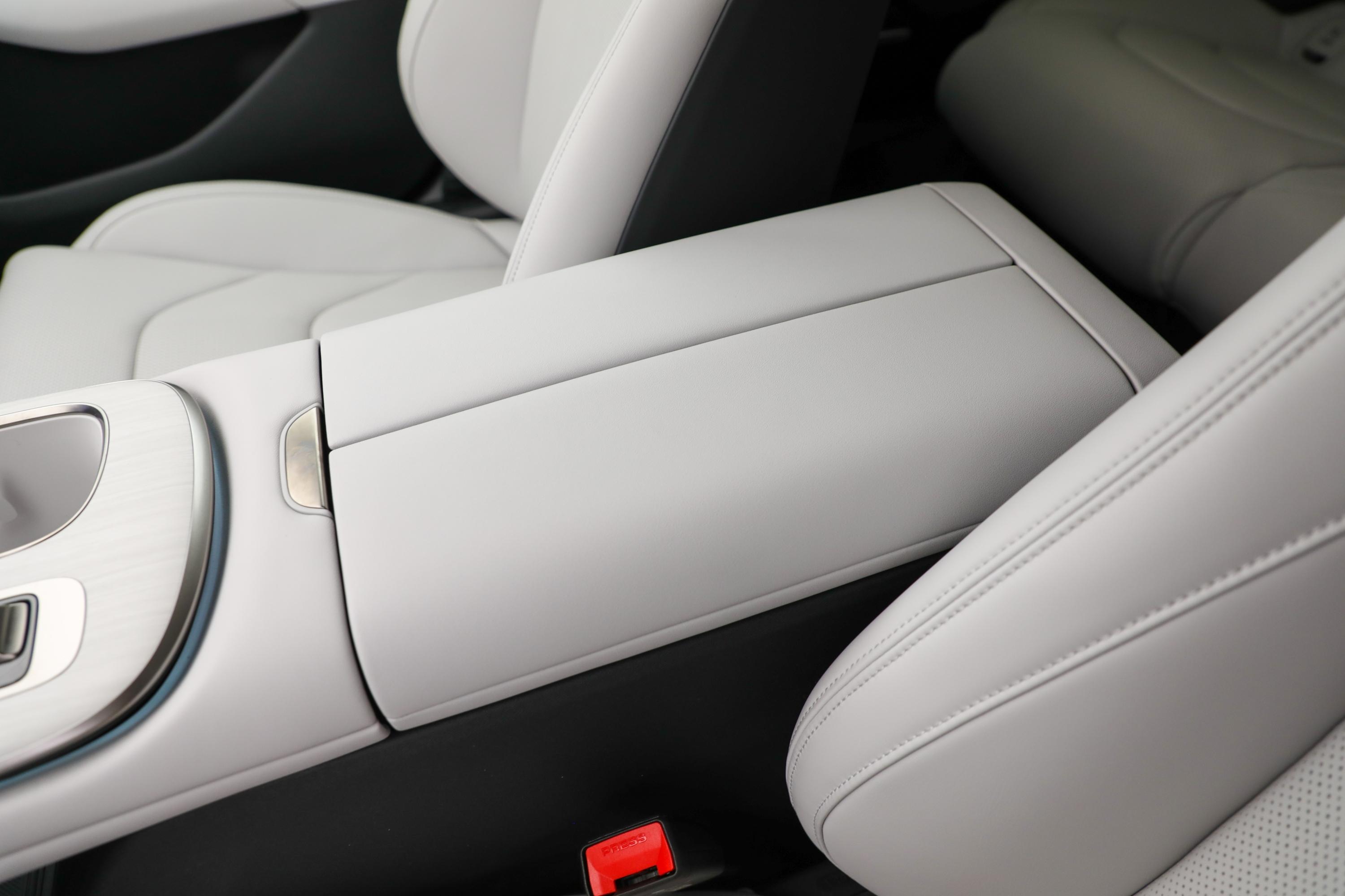 【小米SU7800km 四驱Max超长续航高阶智驾版前排中央扶手图片-汽车图片大全】-易车