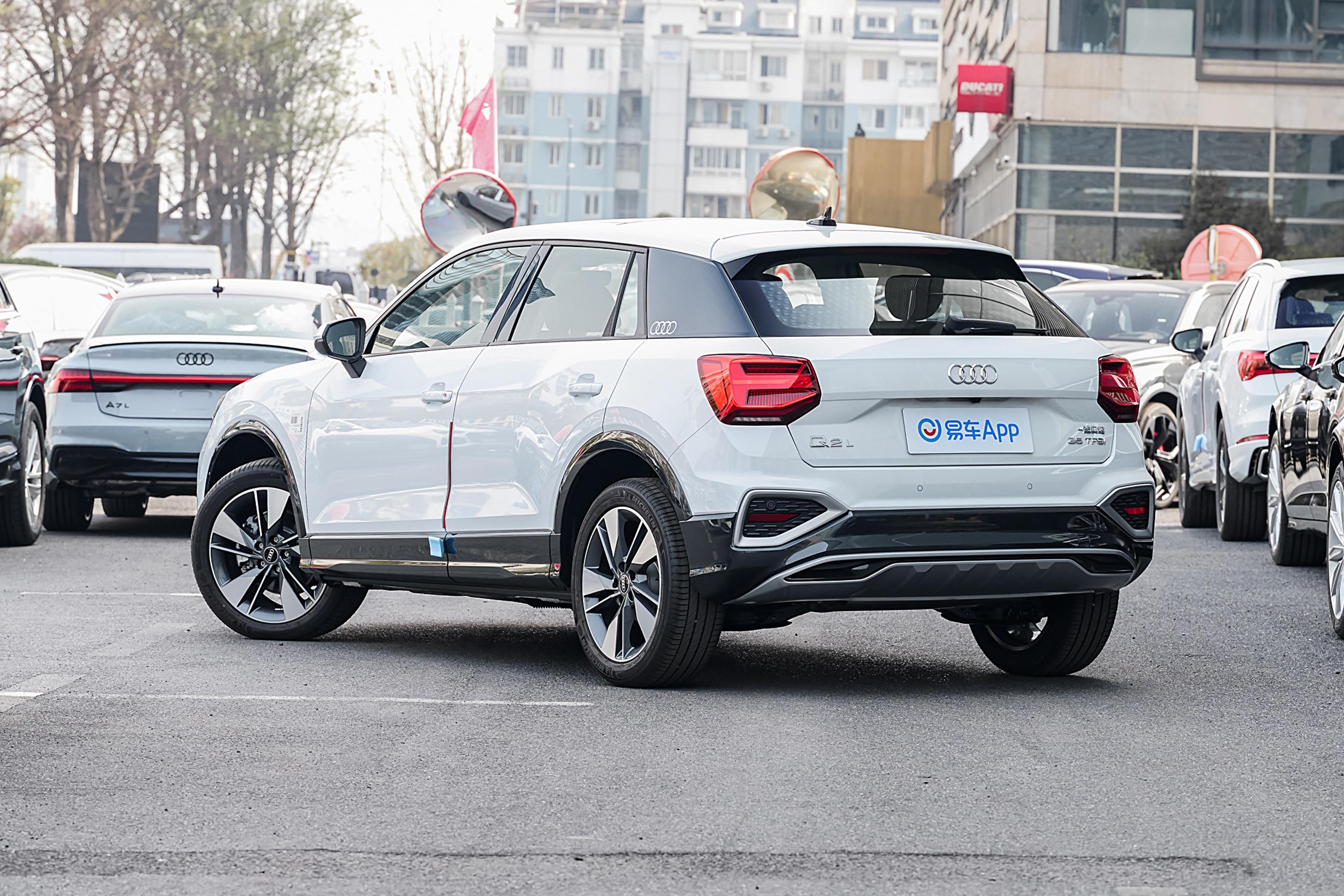 【奥迪Q2L35 TFSI 时尚致雅型侧后45度车头向左水平图片-汽车图片大全】-易车