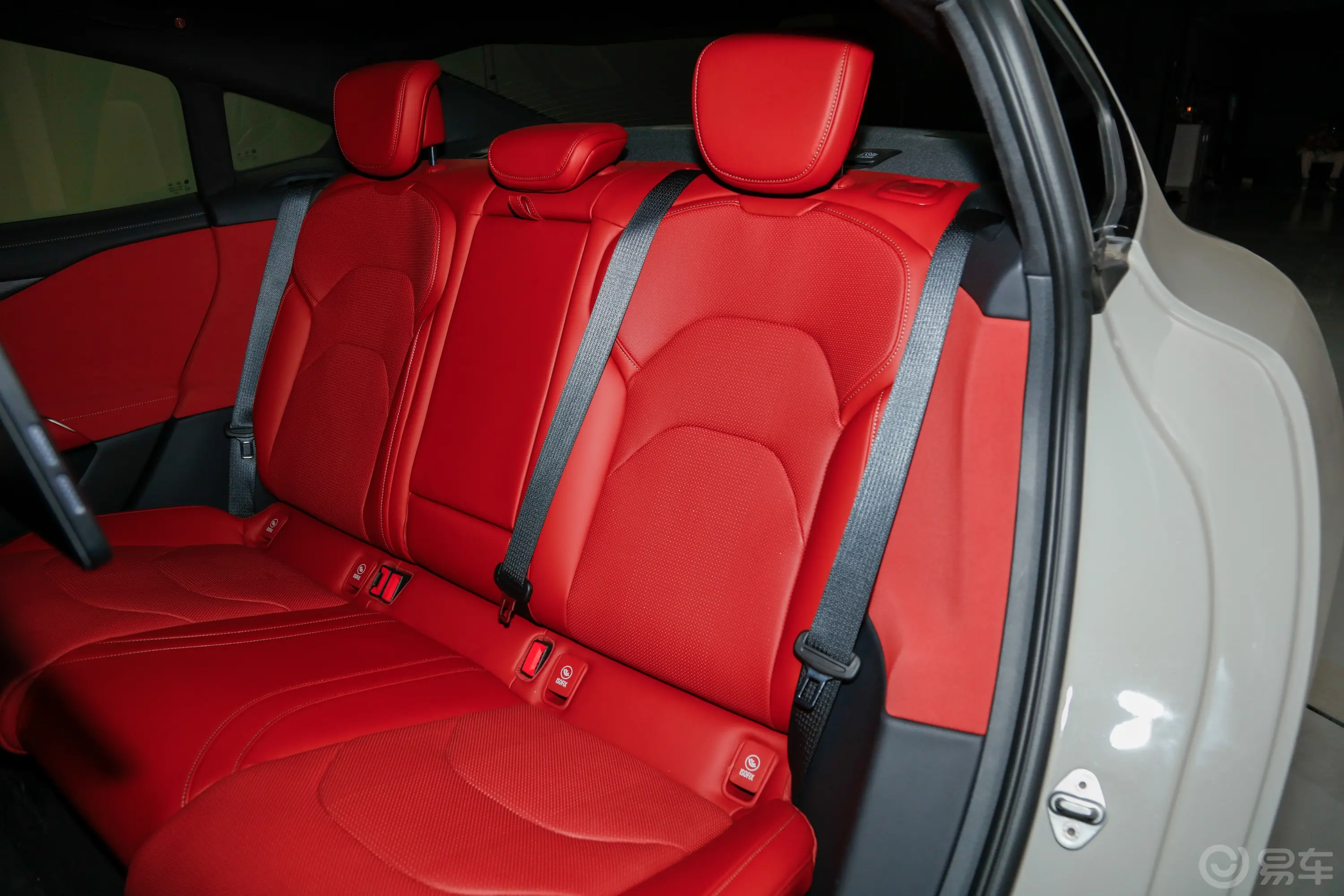 【小米SU7800km 四驱Max超长续航高阶智驾版空间图片-汽车图片大全】-易车