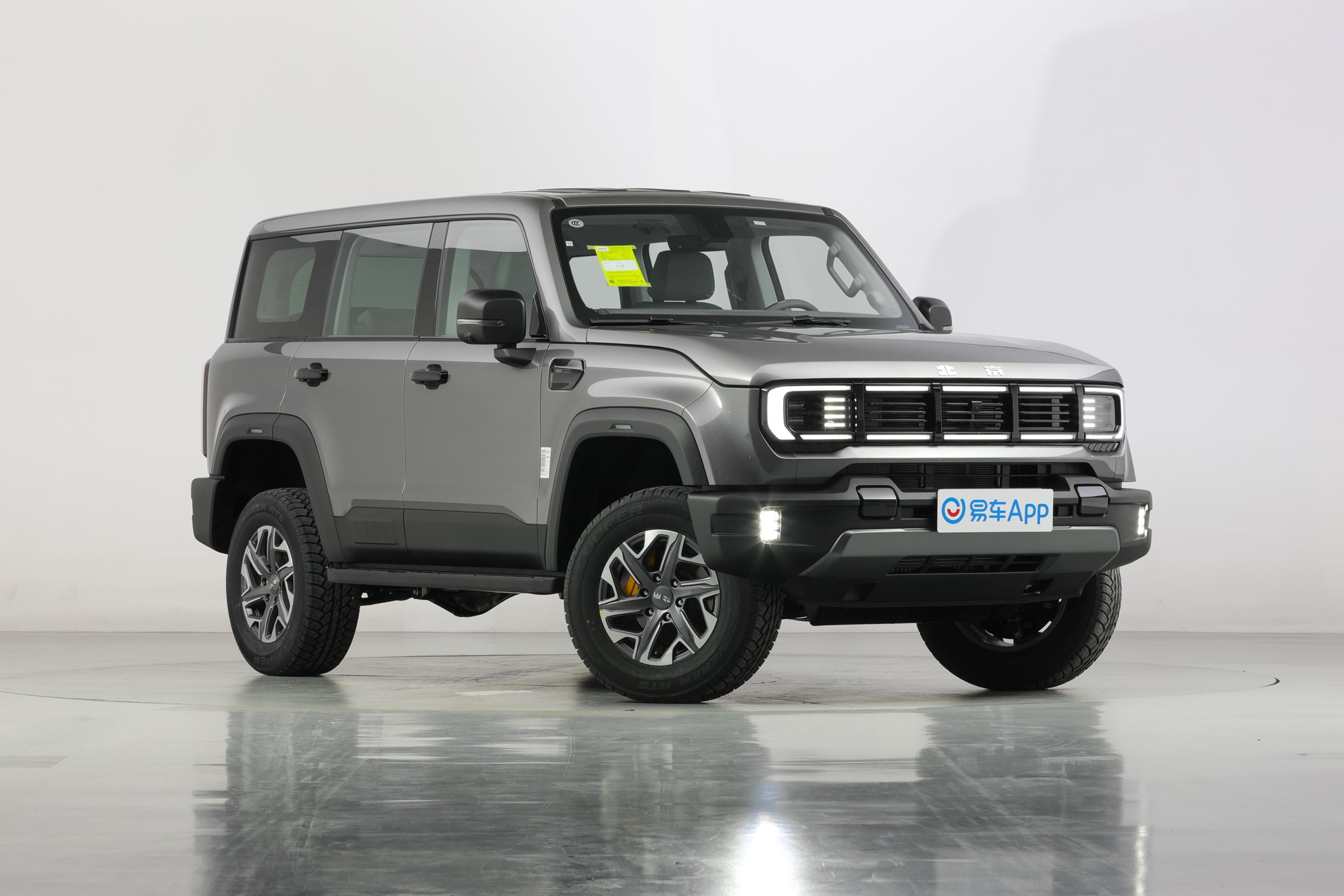 【北京越野BJ40刀锋英雄版 2.0T 攀登者 汽油侧前45度车头向右水平图片-汽车图片大全】-易车