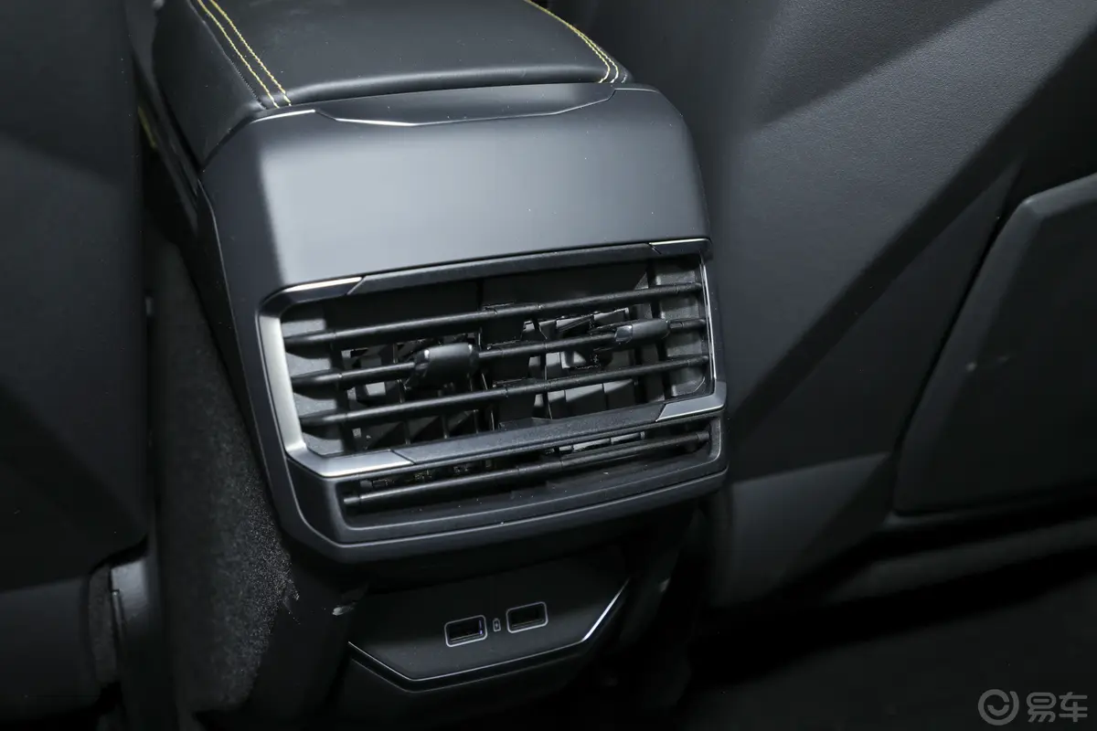 【领克012.0T 两驱全球版后排功能图片-汽车图片大全】-易车