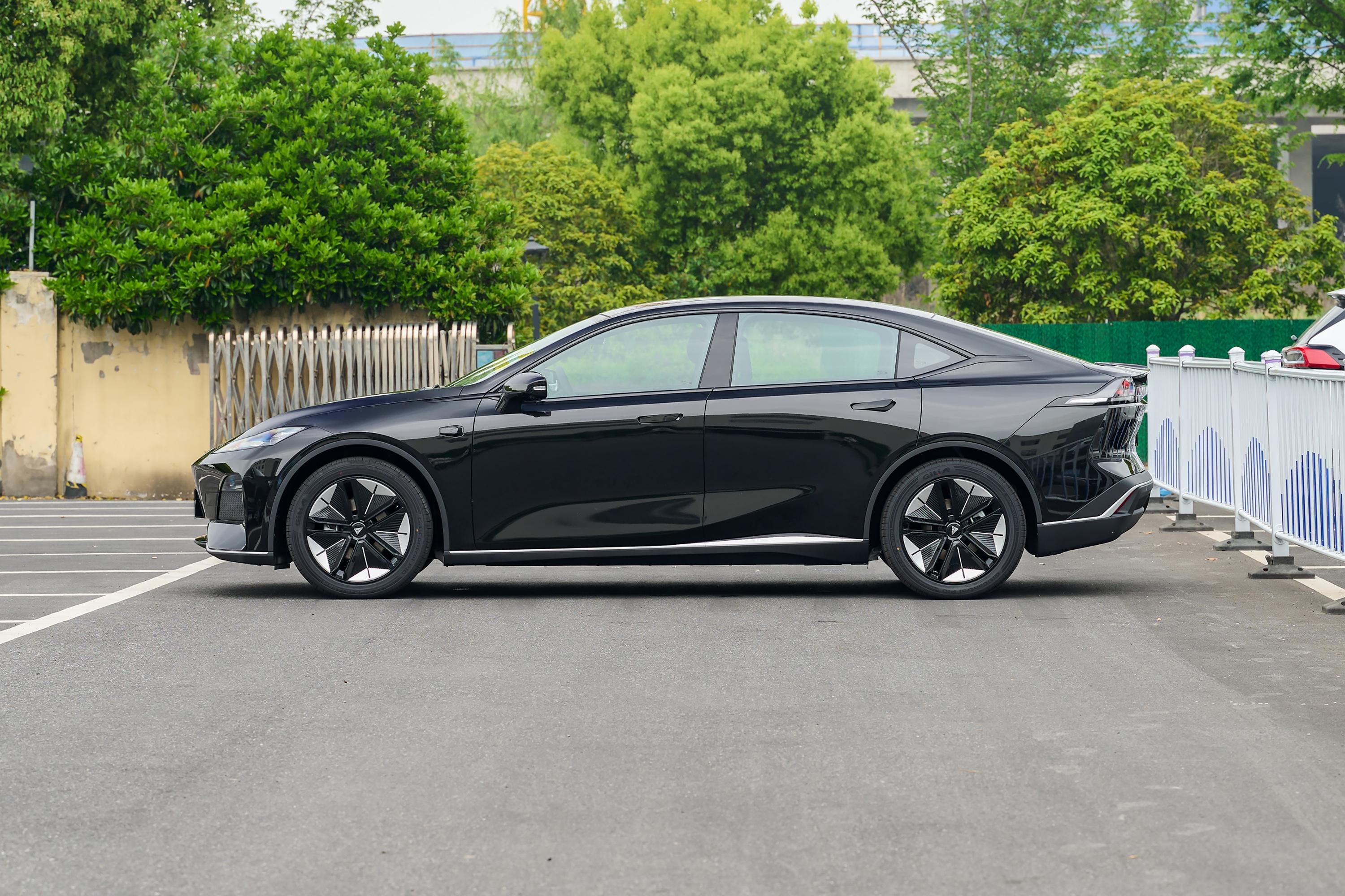 【深蓝SL03纯电版 530km Plus正侧车头向左水平图片-汽车图片大全】-易车