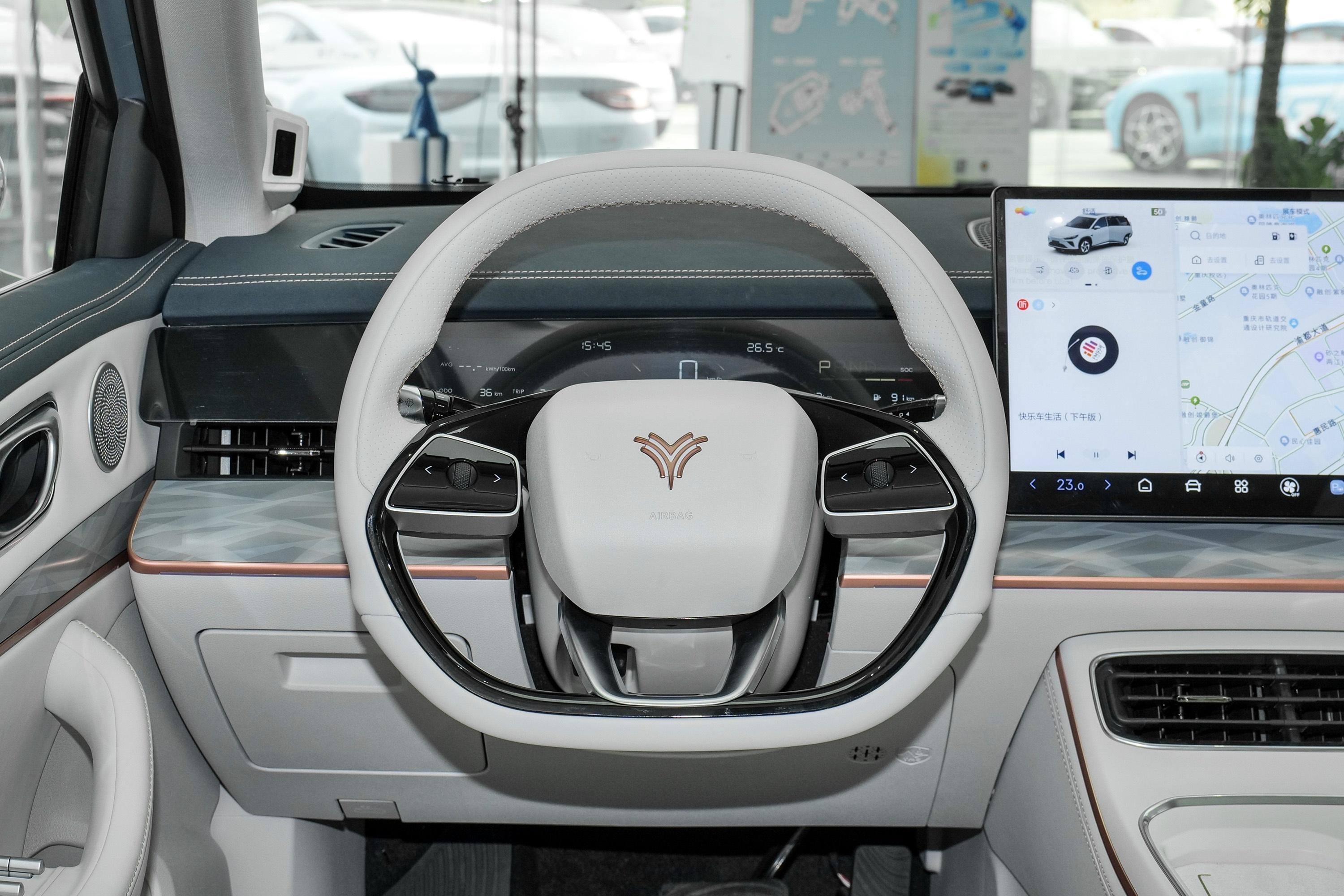 【哪吒L增程版 310km 闪充红衣版方向盘图片-汽车图片大全】-易车