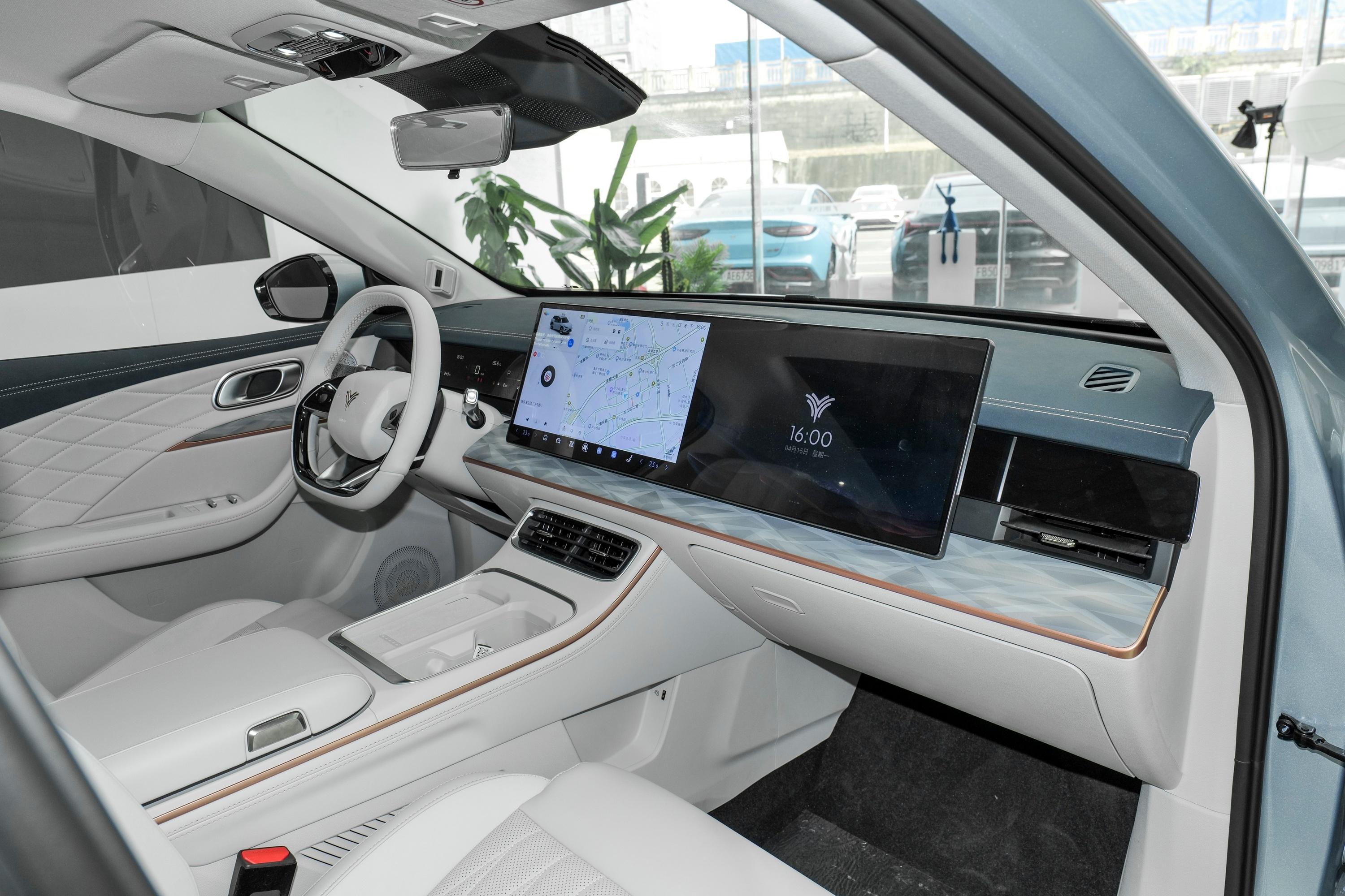 【哪吒L增程版 310km 闪充红衣版内饰全景副驾方向图片-汽车图片大全】-易车