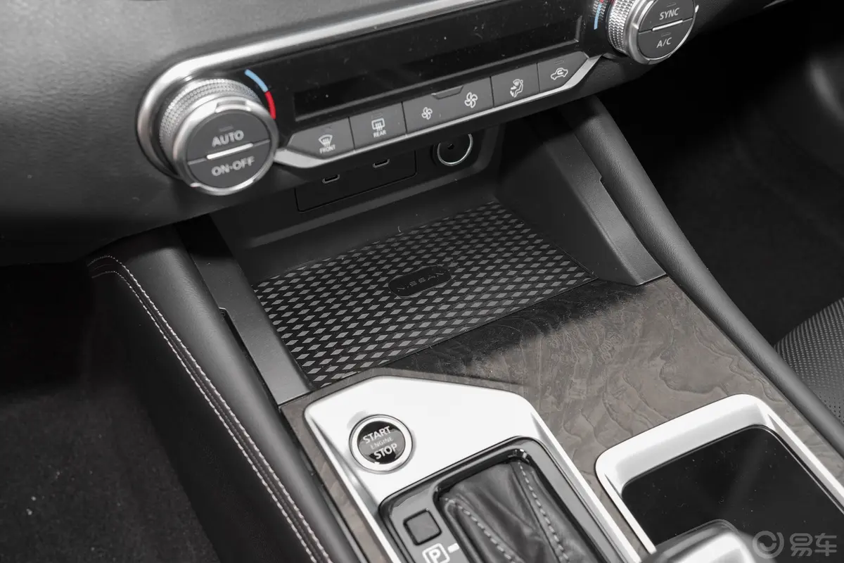 【天籁2.0L SV 黑金版无线充电区图片-汽车图片大全】-易车