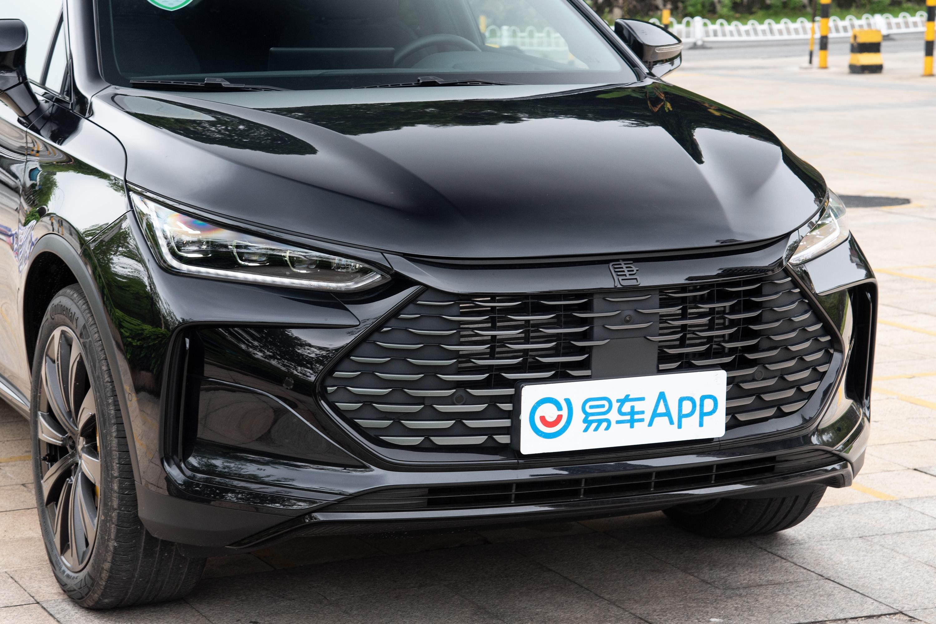 【唐新能源DM-p 荣耀版 1.5T 215km 四驱战神版 7座前格栅侧俯拍图片-汽车图片大全】-易车