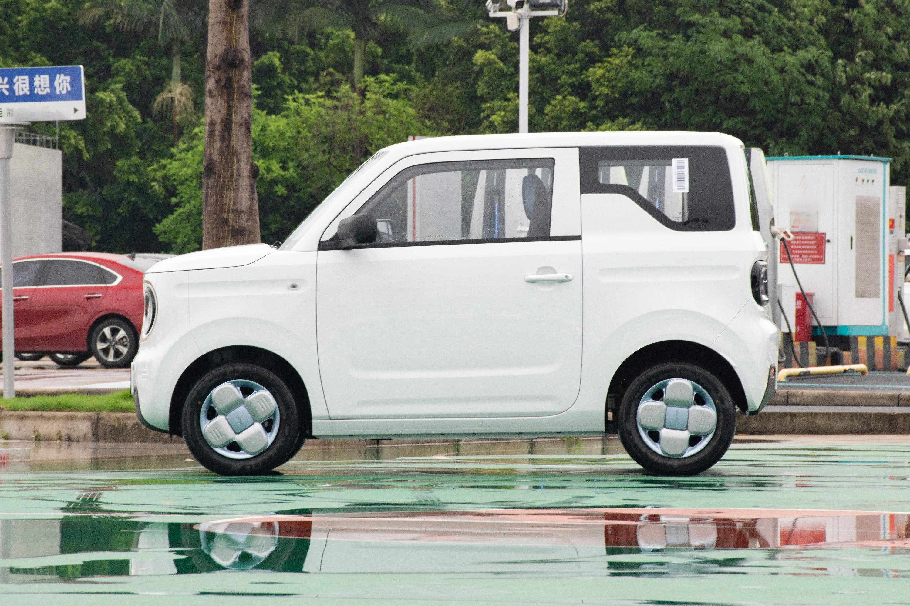 【熊猫改款 熊猫mini 200km 龙腾版正侧车头向左水平图片-汽车图片大全】-易车