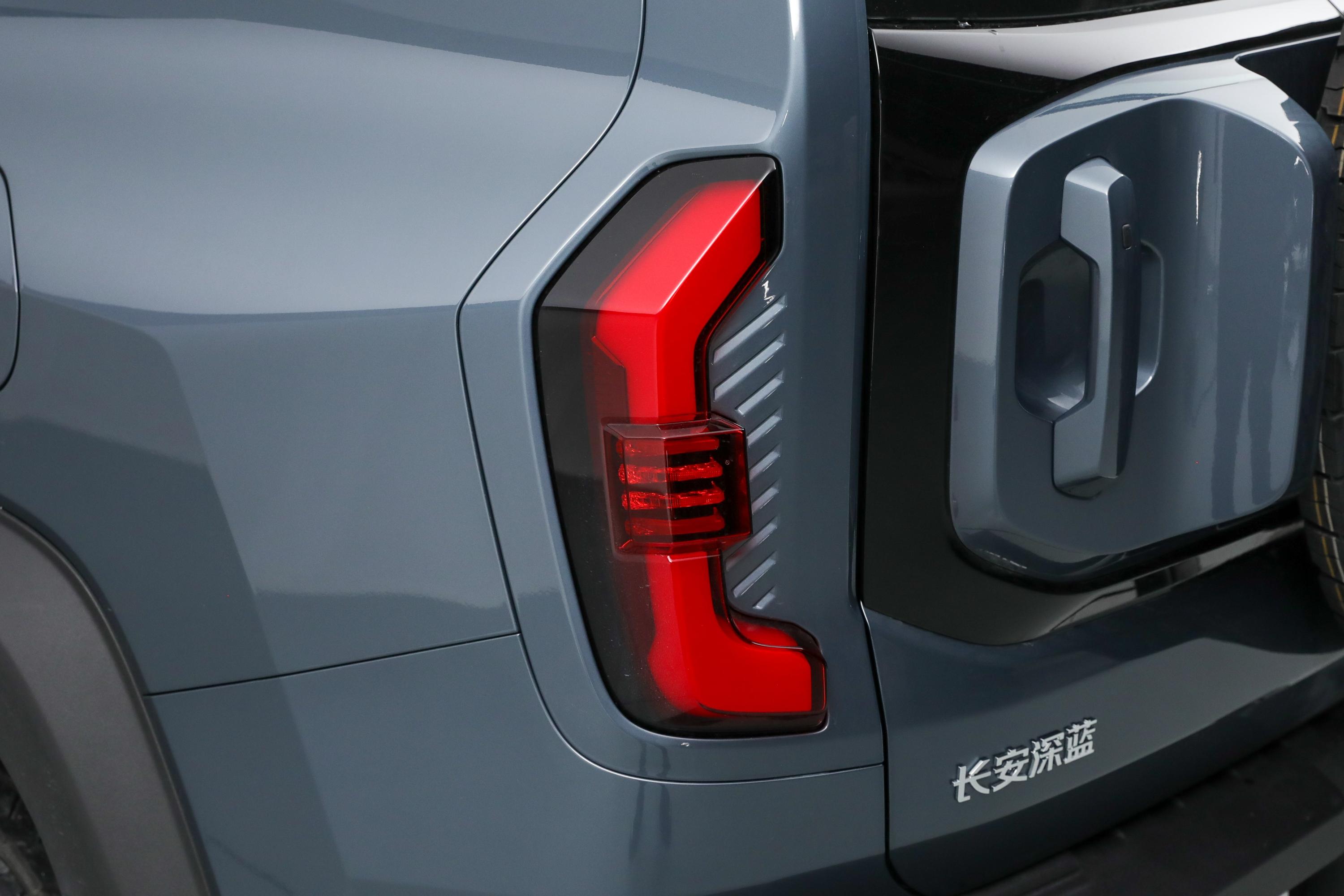 【深蓝G318174km 四驱空悬版尾灯侧45度俯拍图片-汽车图片大全】-易车