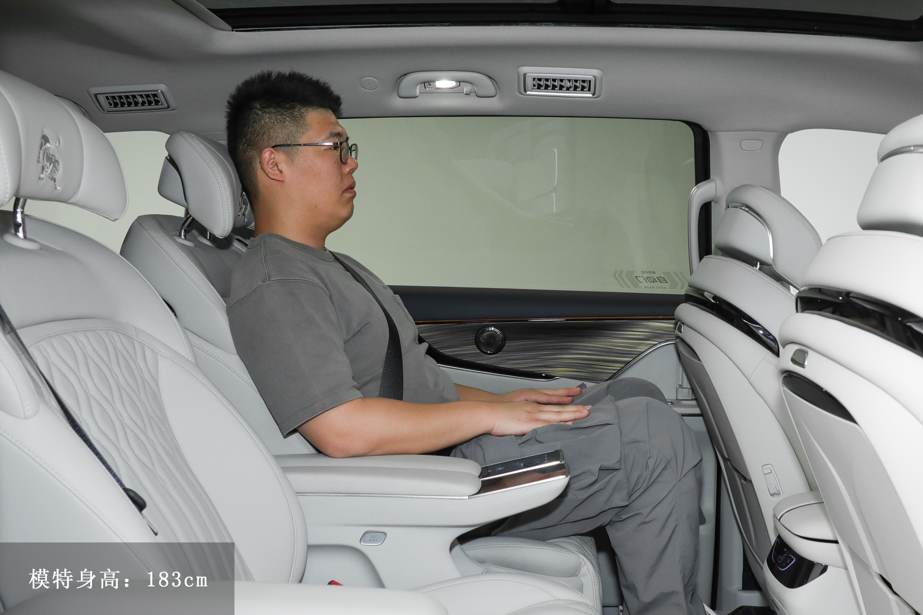 【星海V9青云梯系列 1.5T 200km 尊贵型后排空间体验图片-汽车图片大全】-易车