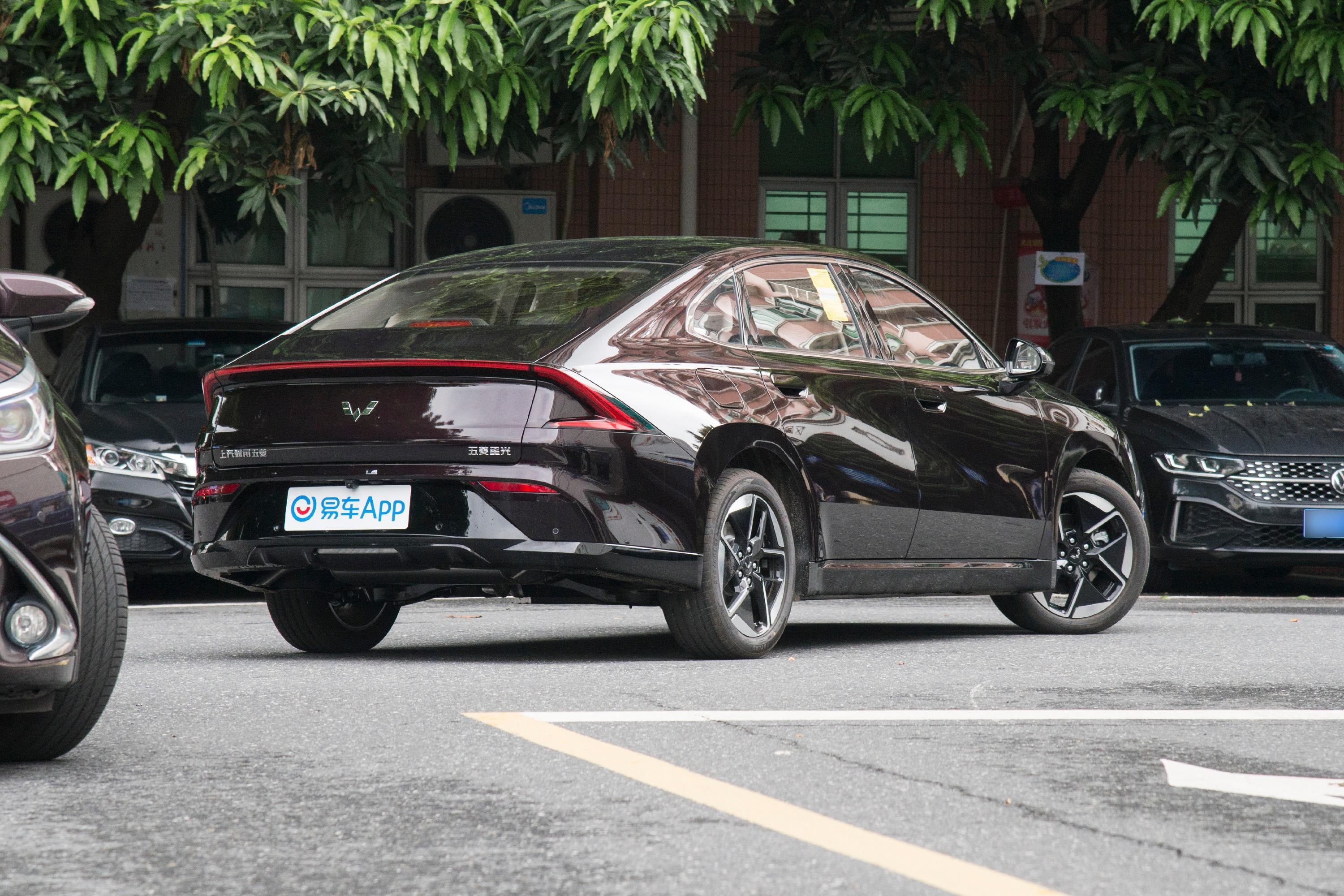 【五菱星光共创版·插混 1.5L 150km 进阶型侧后45度车头向右水平图片-汽车图片大全】-易车