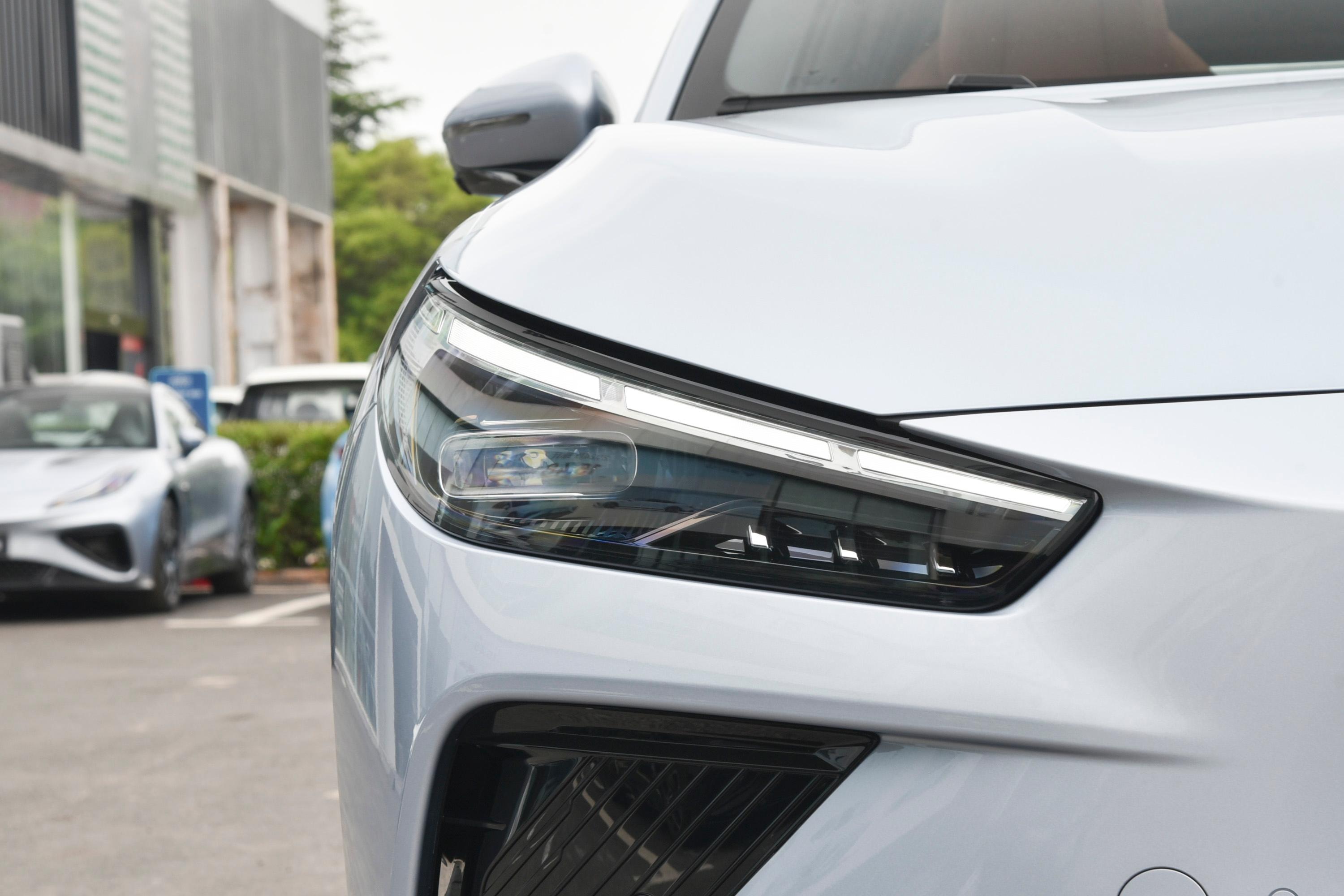 【哪吒L增程版 310km 闪充PRO版外观灯组图片-汽车图片大全】-易车