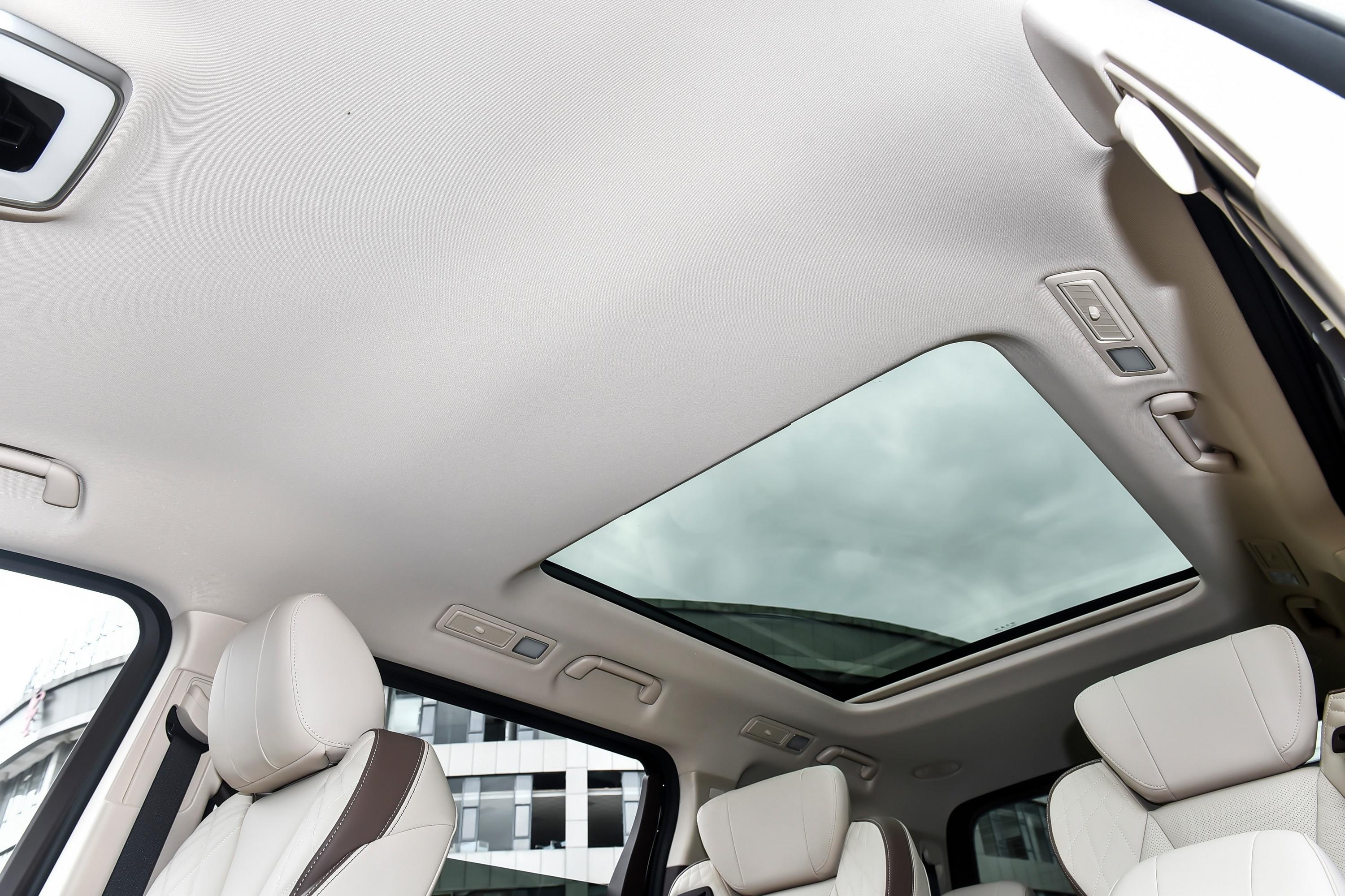 【红旗HQ92.0T 公务版天窗内拍关闭图片-汽车图片大全】-易车