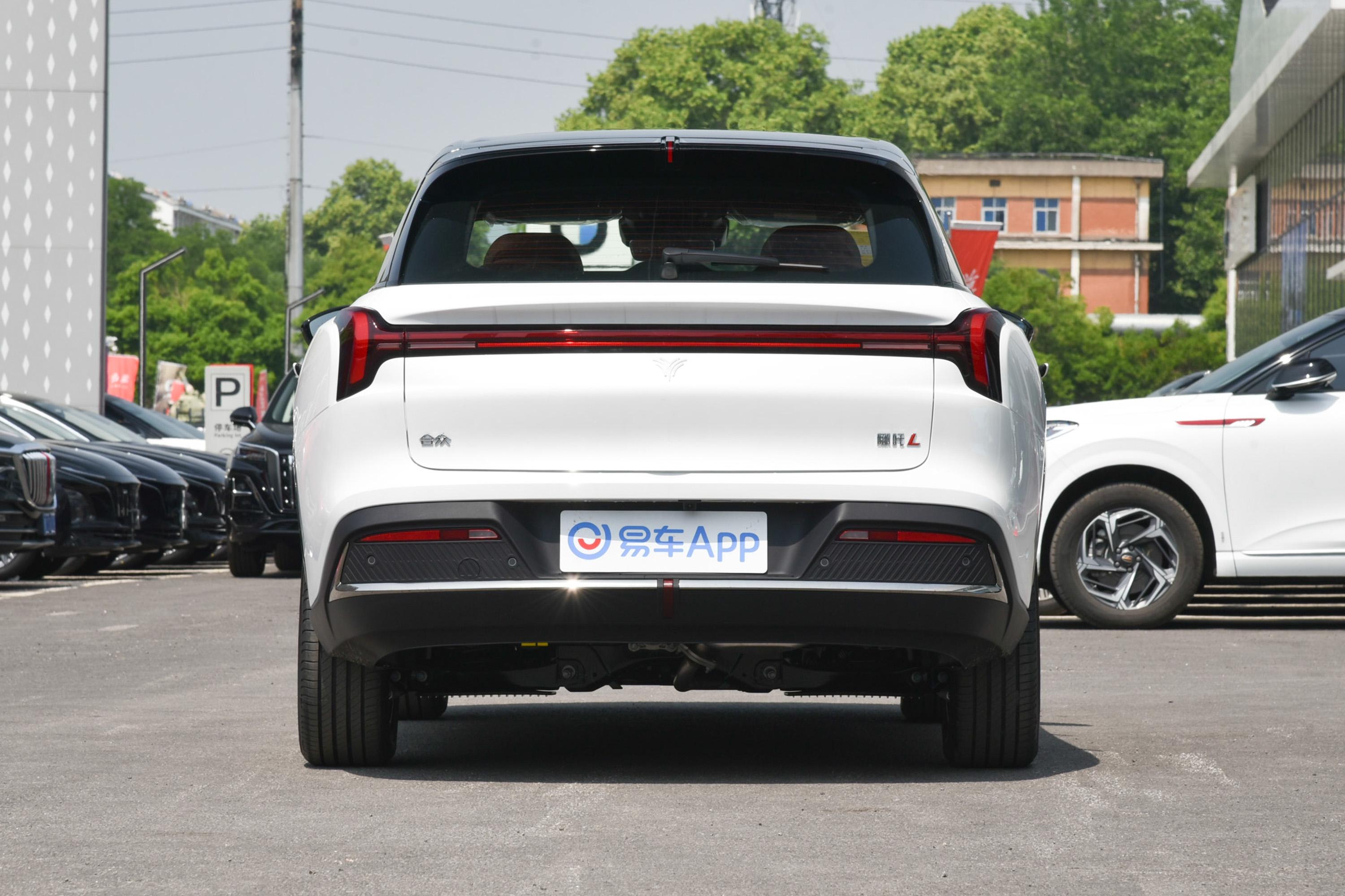 【哪吒L增程版 310km 闪充红衣版正后水平图片-汽车图片大全】-易车