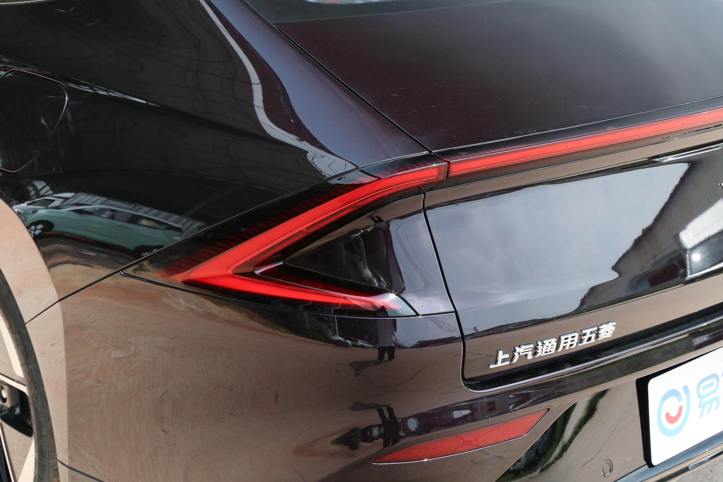 【五菱星光插电混动 共创版 1.5L 150km 领航型尾灯侧45度俯拍图片-汽车图片大全】-易车
