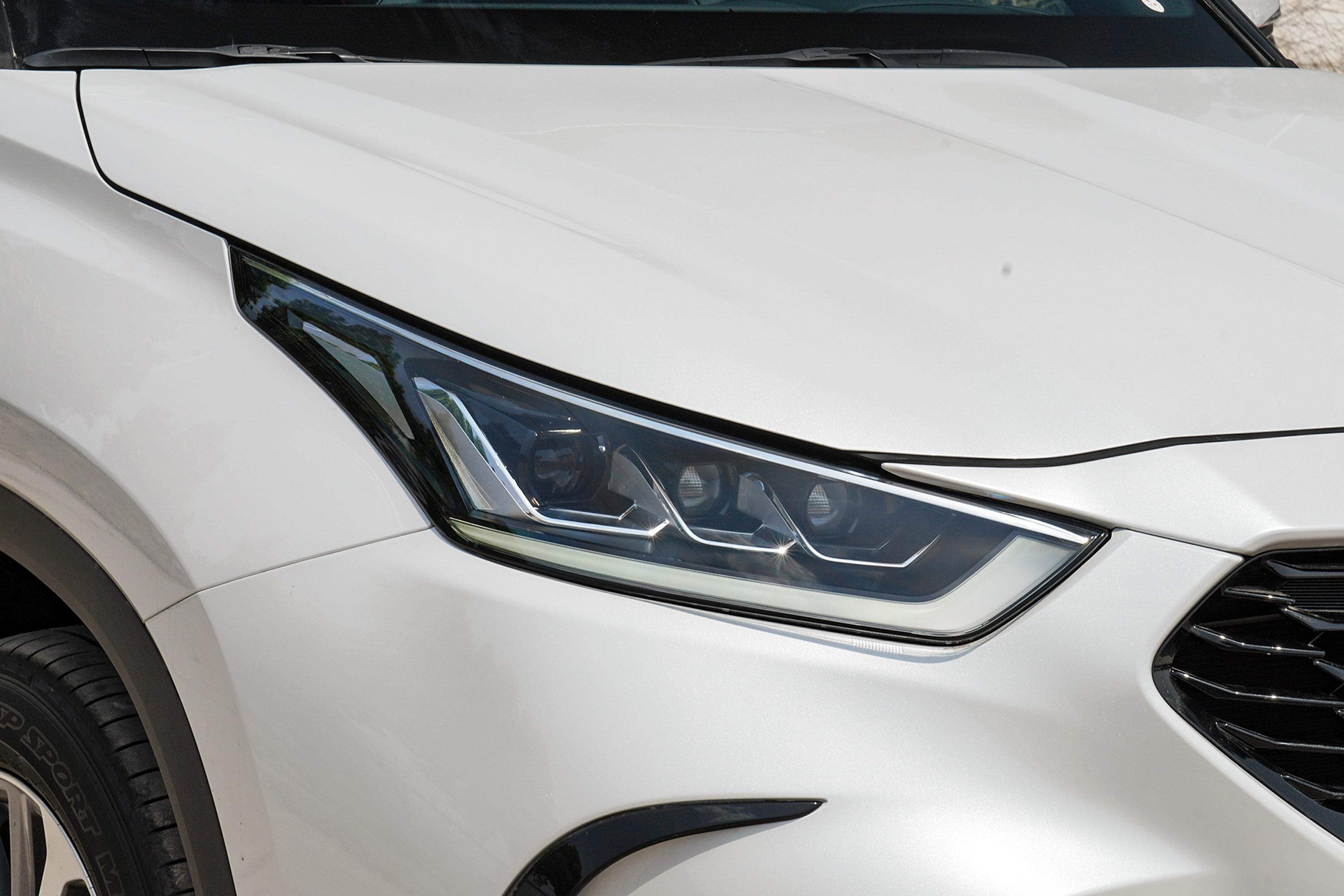 【皇冠陆放HEV 2.5L 四驱豪华版 7座大灯侧45度俯拍图片-汽车图片大全】-易车