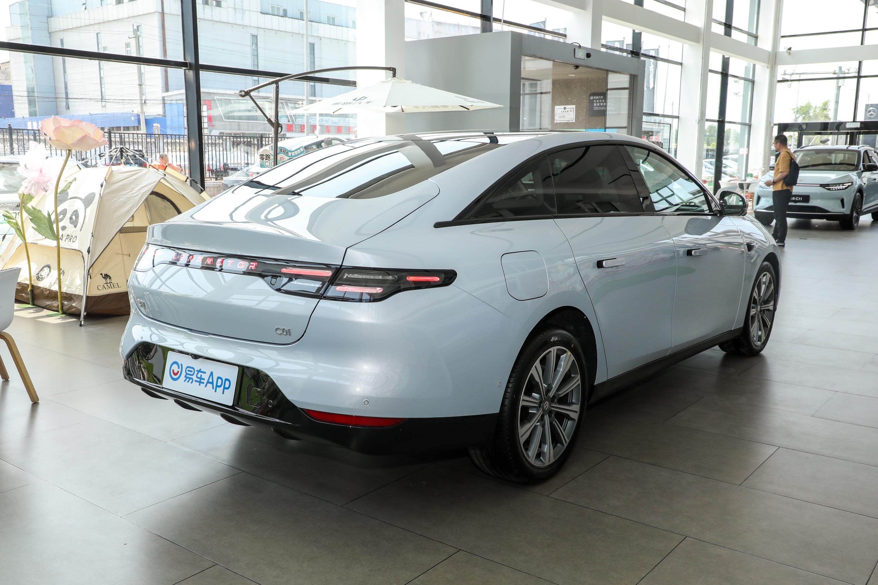 【零跑C01增程版 1.5L 216km 尊享版侧后45度车头向右水平图片-汽车图片大全】-易车