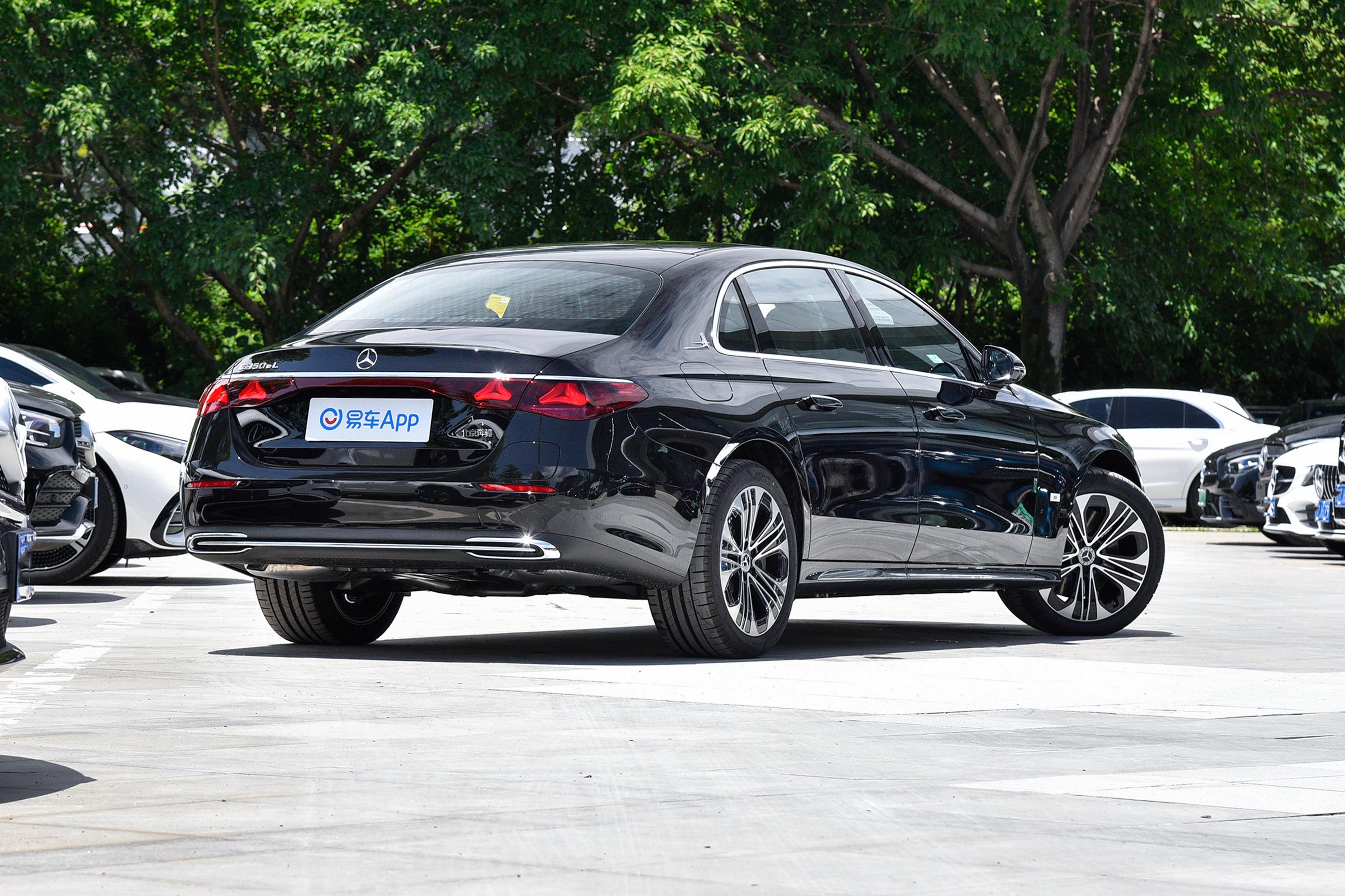 【奔驰E级 插电混动E 350 e L 插电式混合动力轿车侧后45度车头向右水平图片-汽车图片大全】-易车
