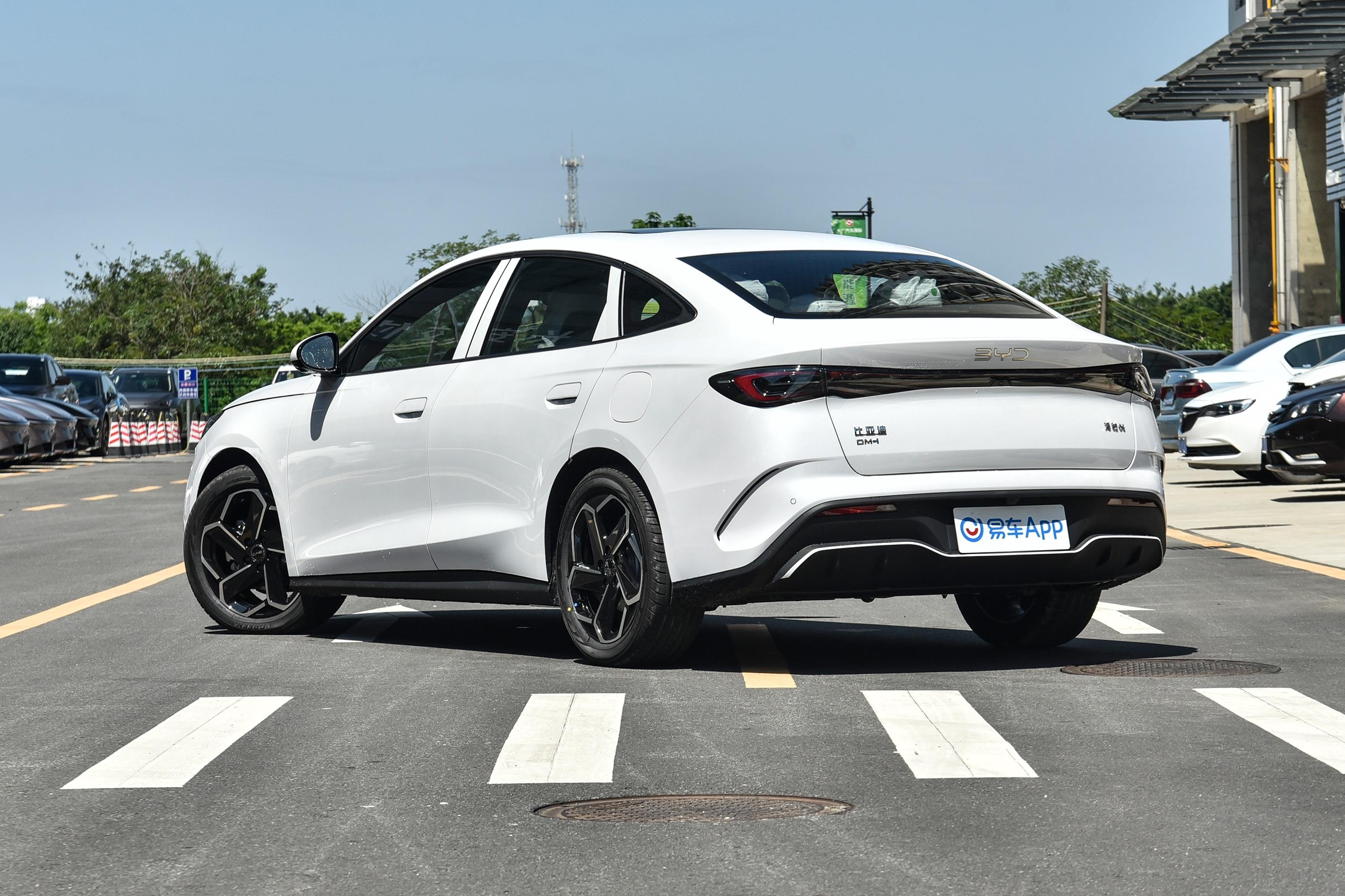 【海豹06DM-i 1.5L 120km 旗舰型侧后45度车头向左水平图片-汽车图片大全】-易车