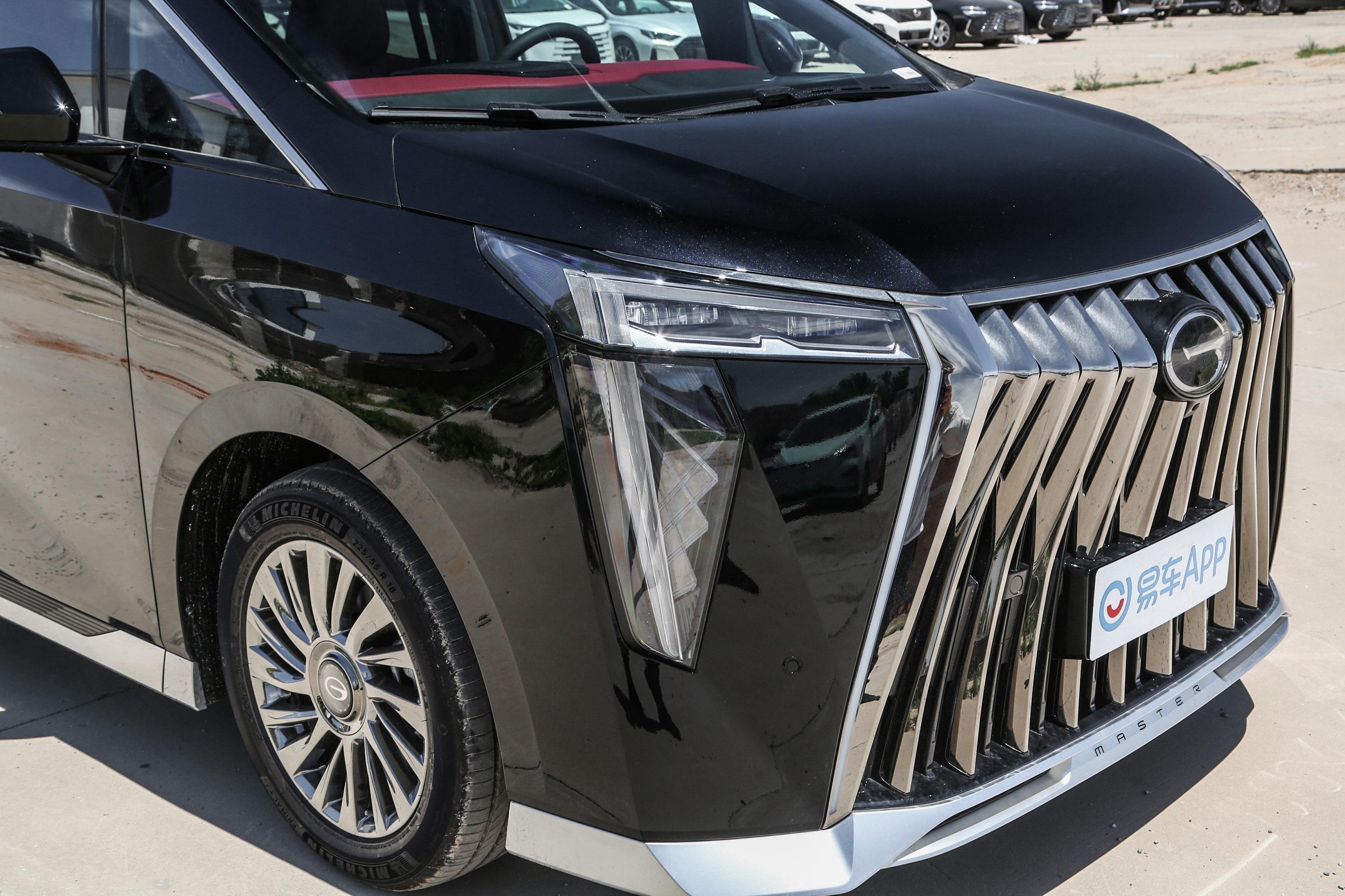 【传祺M8宗师系列 400T 至尊版 7座大灯侧45度俯拍图片-汽车图片大全】-易车