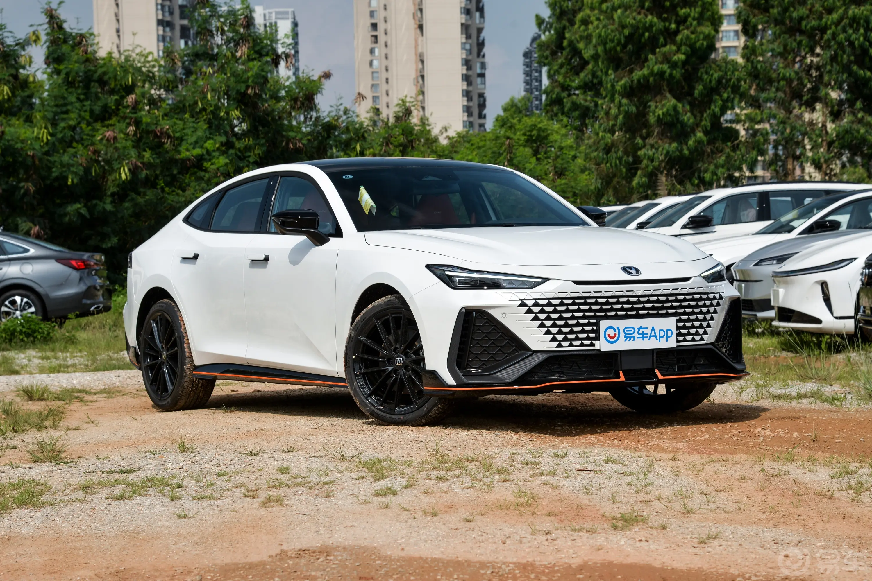 【长安UNI-V2.0T 高能版侧前45度车头向右水平图片-汽车图片大全】-易车