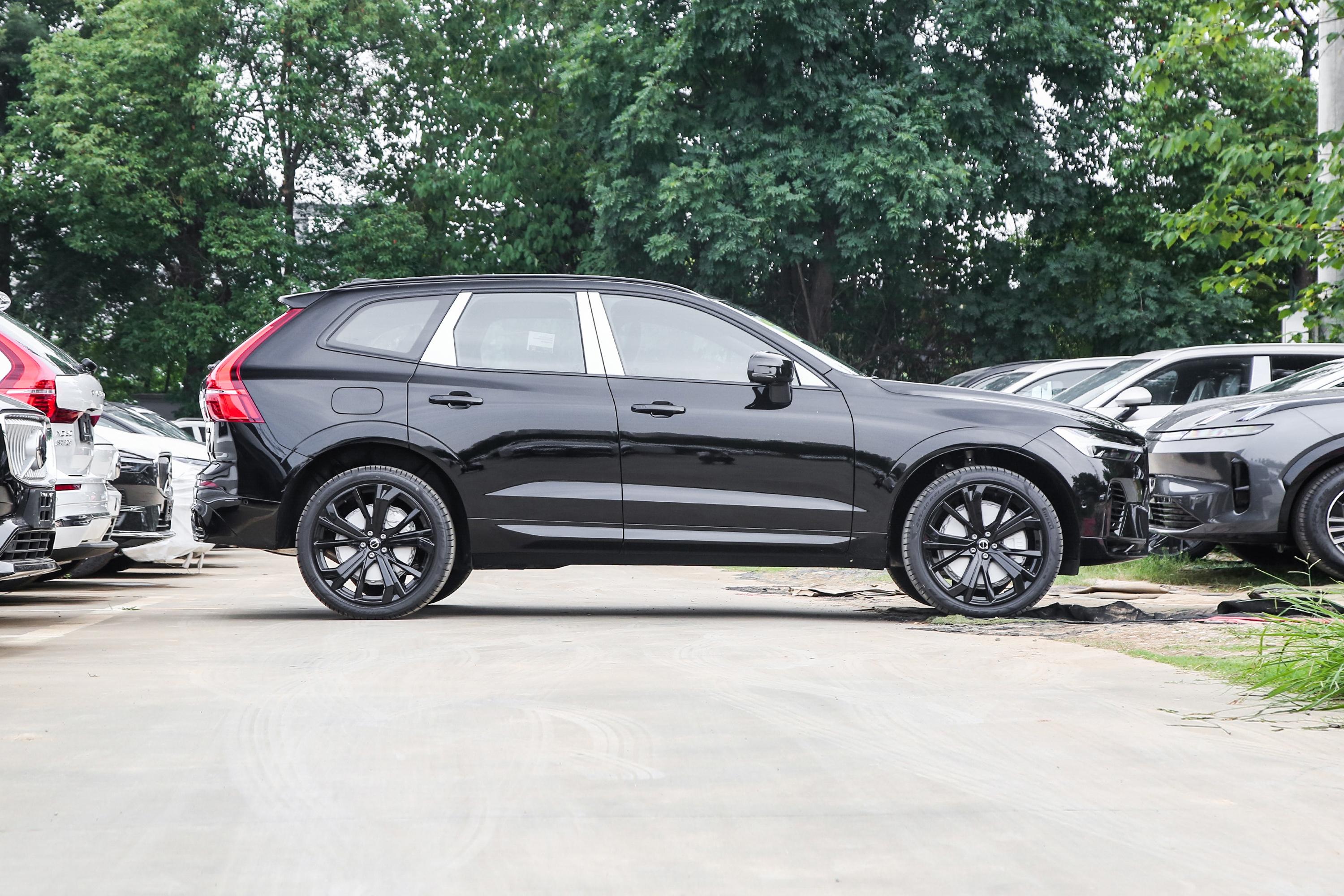 【沃尔沃XC60 插电混动2.0T 64km 长续航智远极夜黑版正侧车头向右水平图片-汽车图片大全】-易车