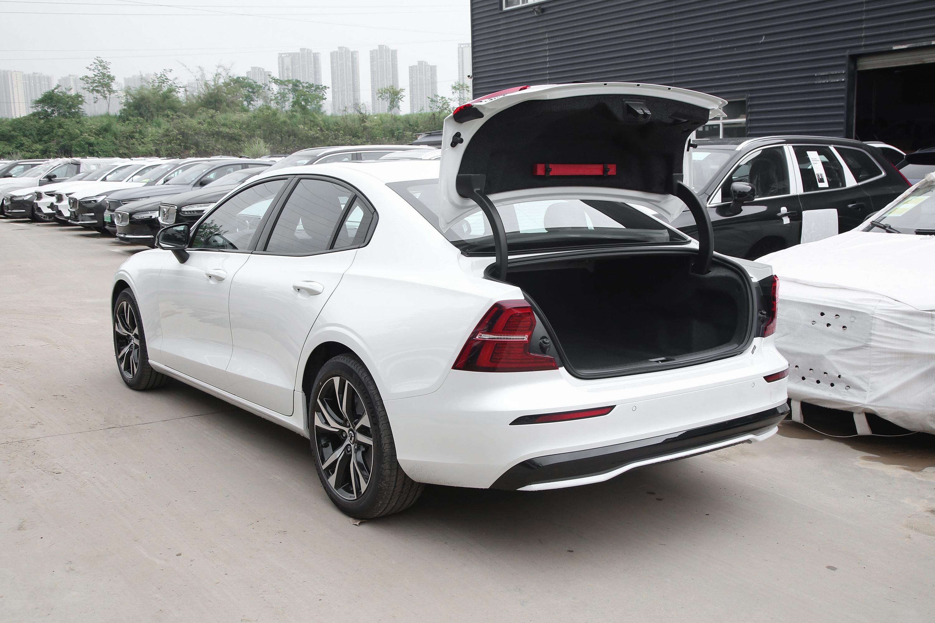 【沃尔沃S60B5 智雅运动版后备厢开启45度侧拍图片-汽车图片大全】-易车