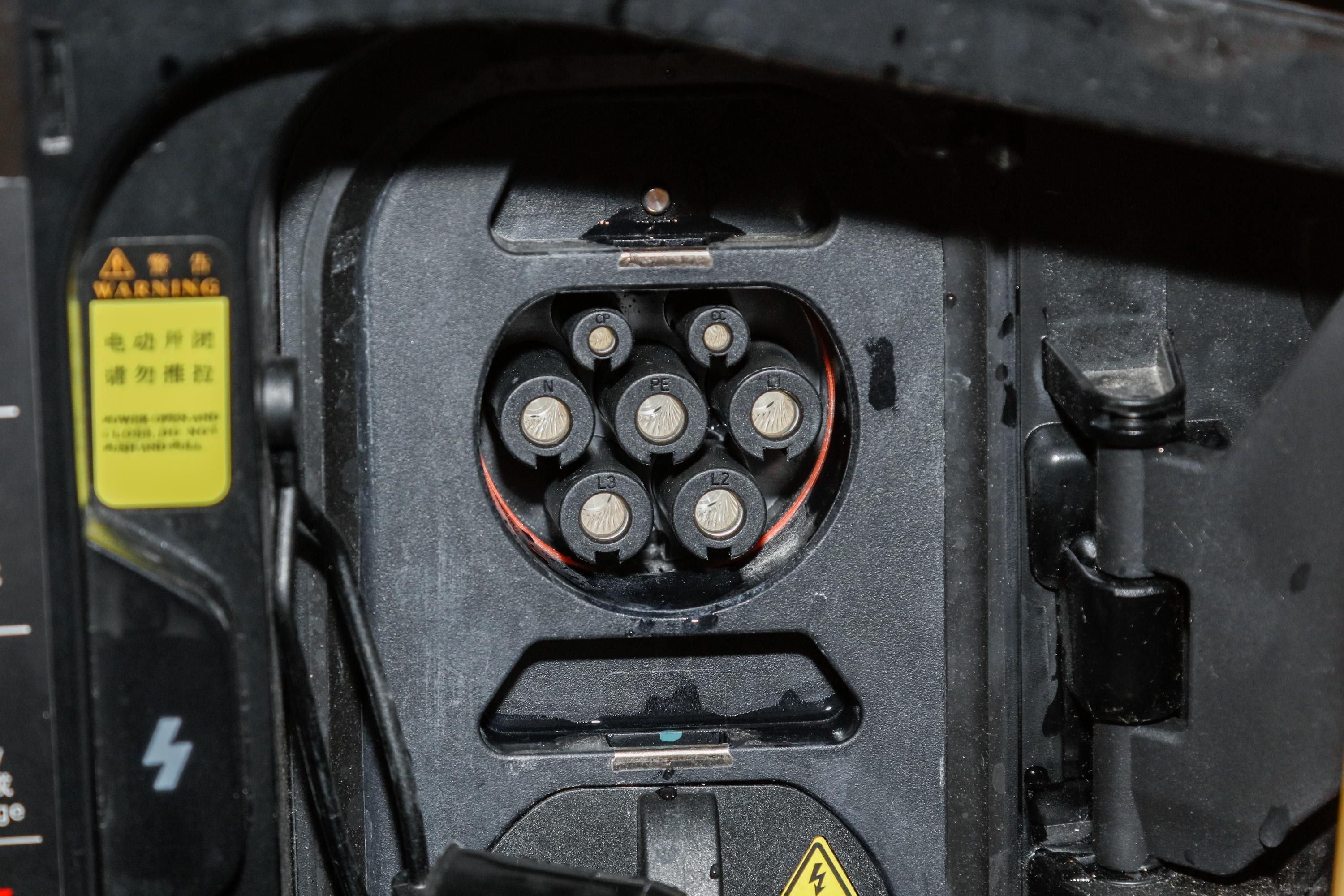 【猛士917增程版 161km 蛟龙战甲慢充充电口图片-汽车图片大全】-易车