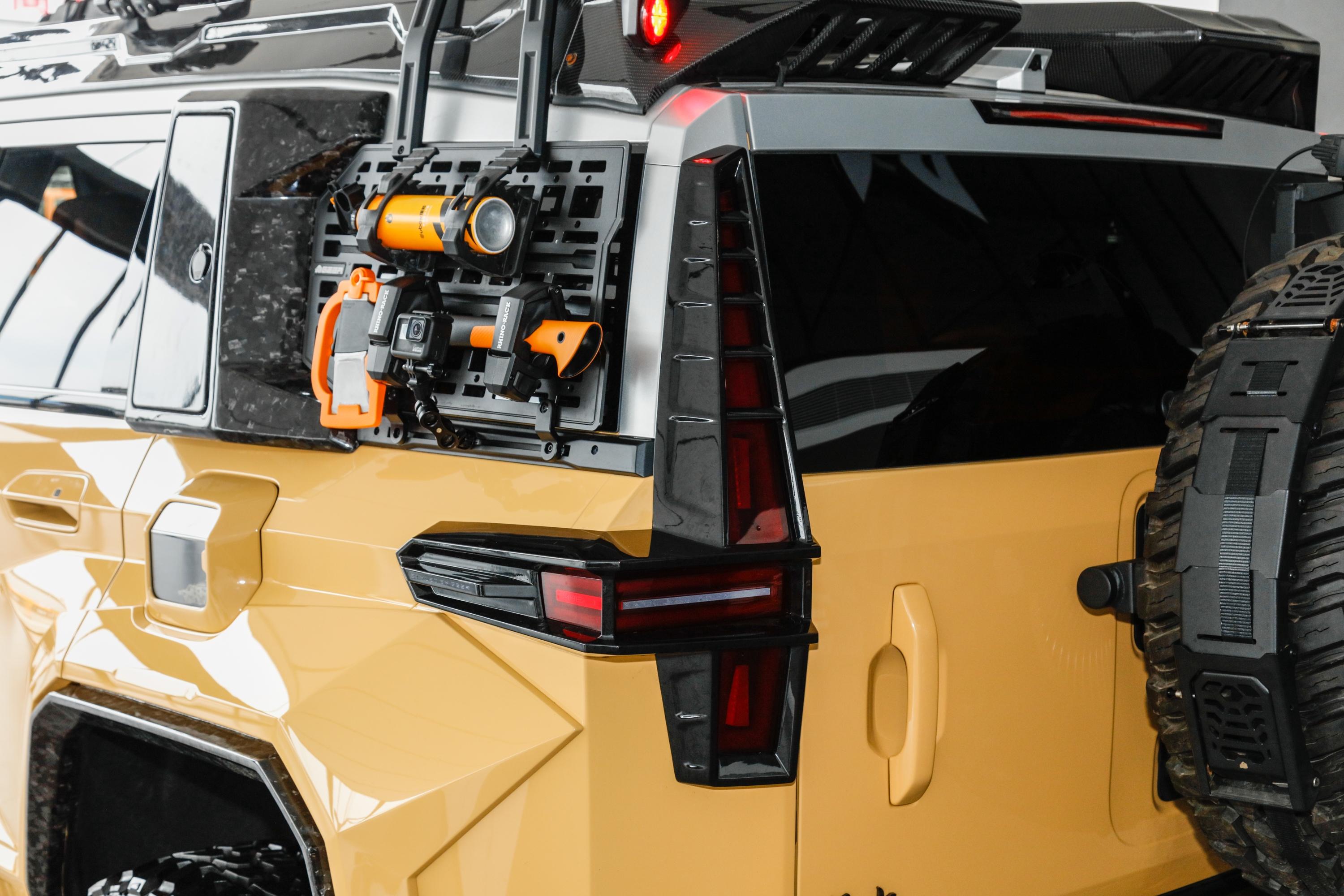 【猛士917增程版 161km 蛟龙战甲尾灯侧45度俯拍图片-汽车图片大全】-易车